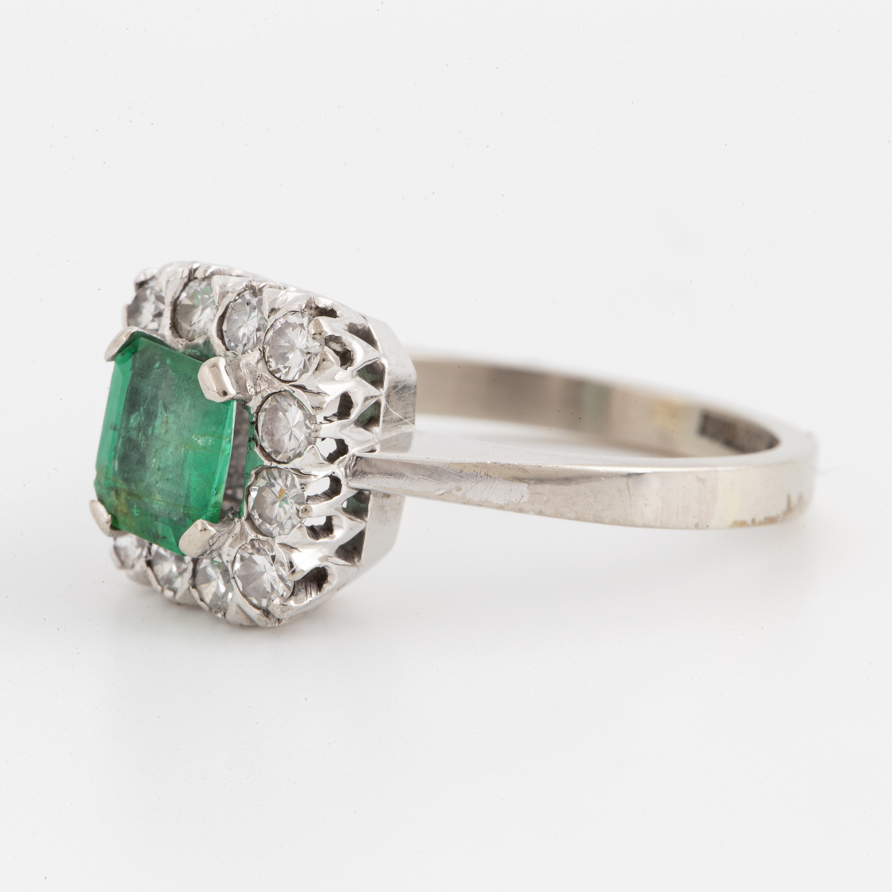 RING, vitguld med smaragd och briljantslipade diamanter. - Bukowskis