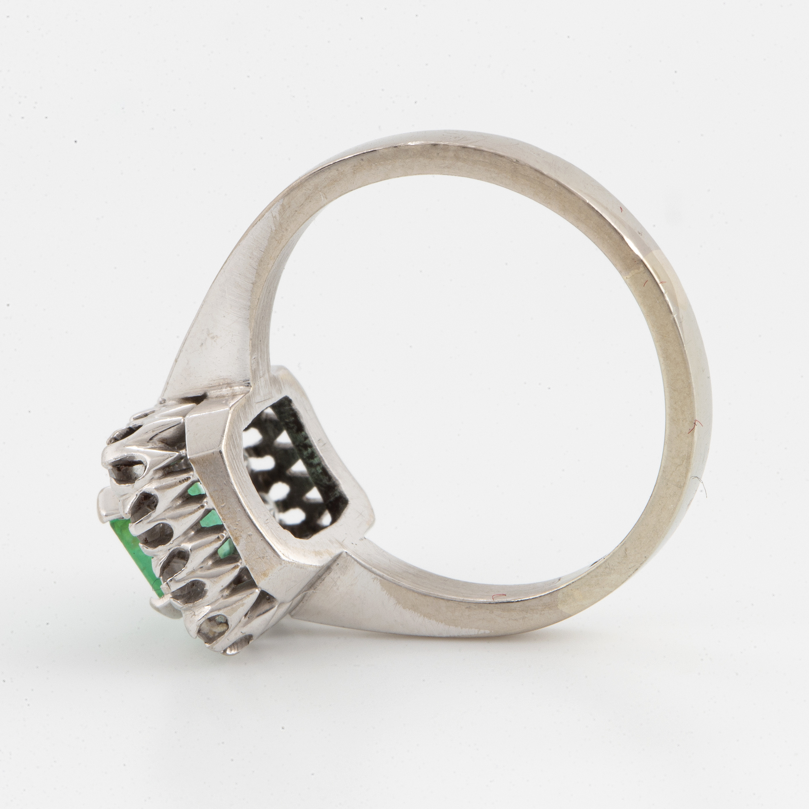 RING, vitguld med smaragd och briljantslipade diamanter. - Bukowskis