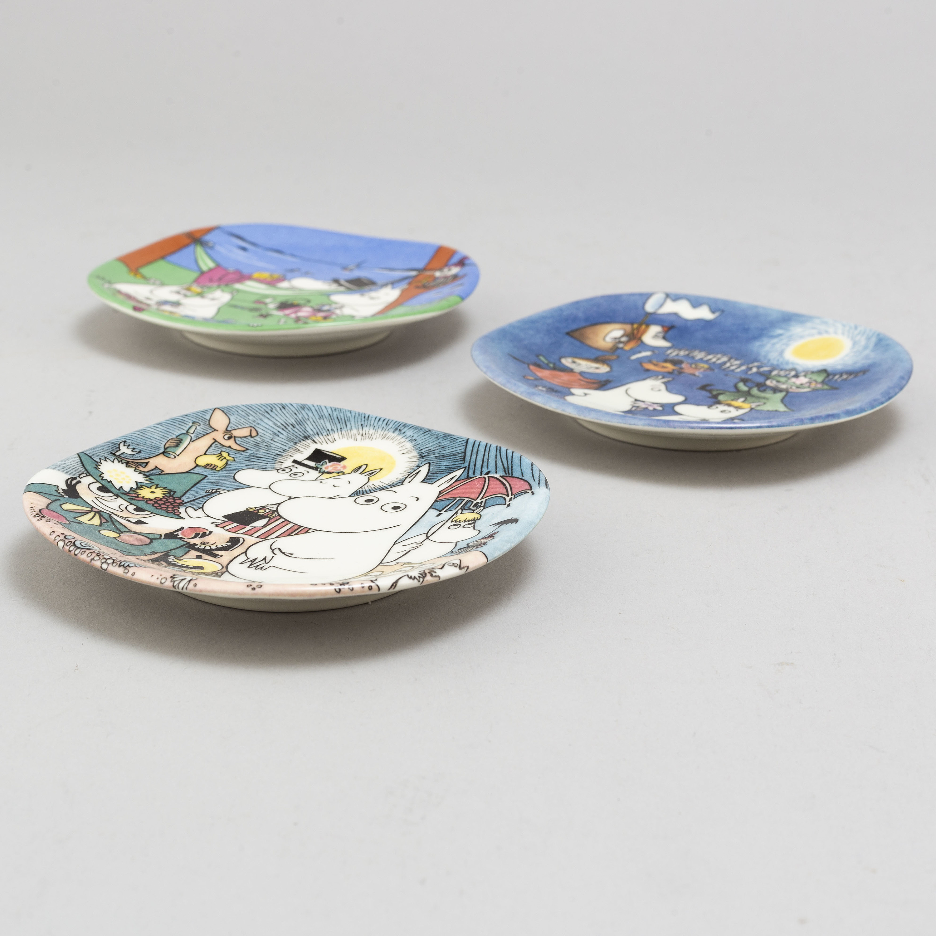 Two Moomin characters porcelain mugs and four dishes from Arabia ...
