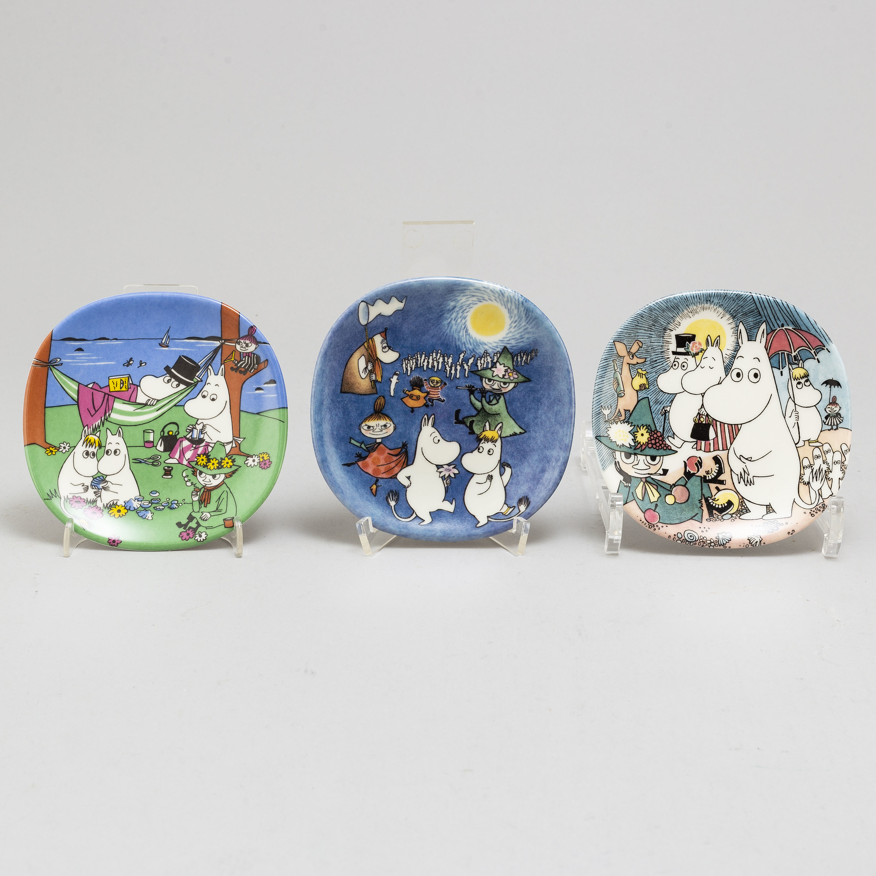 Two Moomin characters porcelain mugs and four dishes from Arabia ...