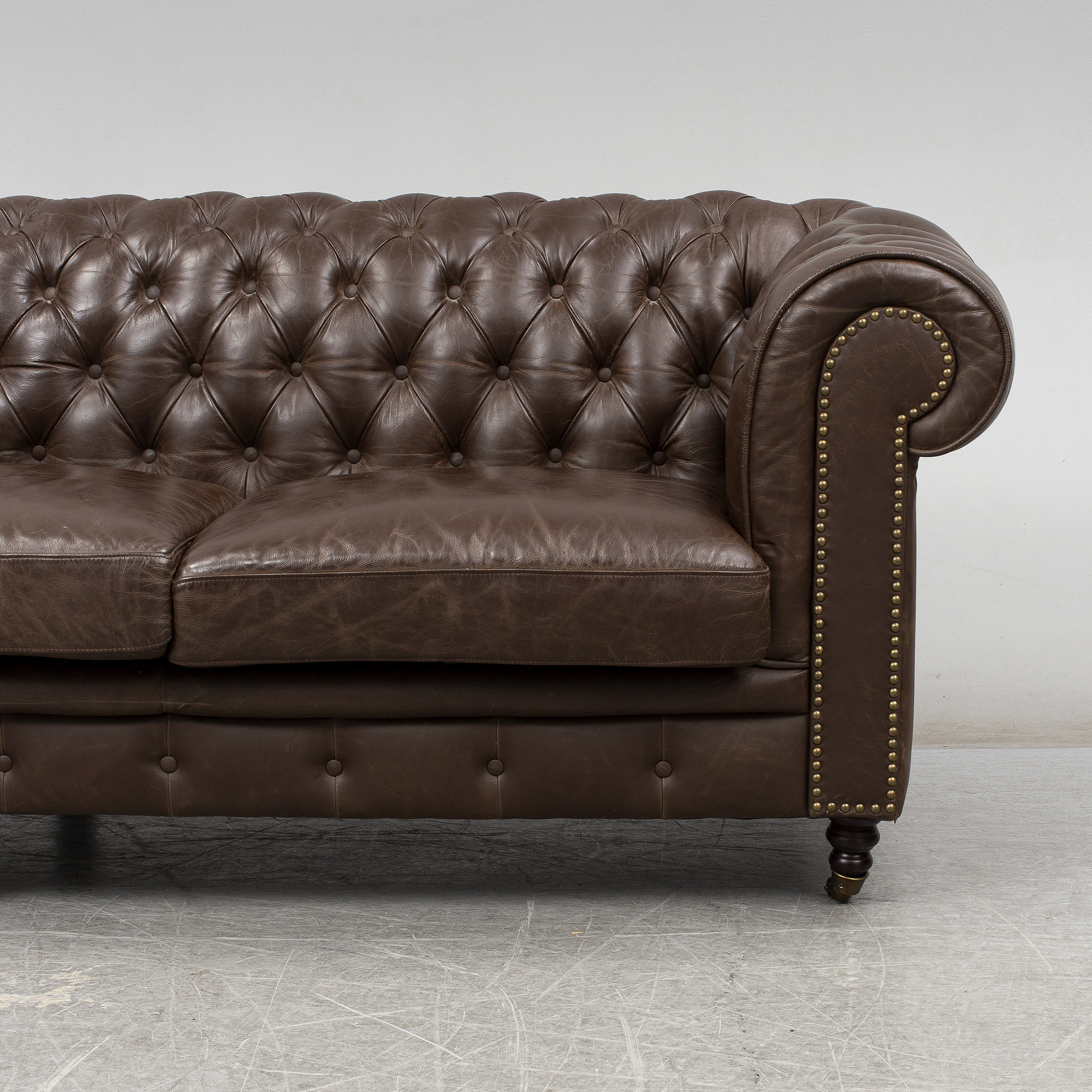 A modern chesterfield sofa. - Bukowskis