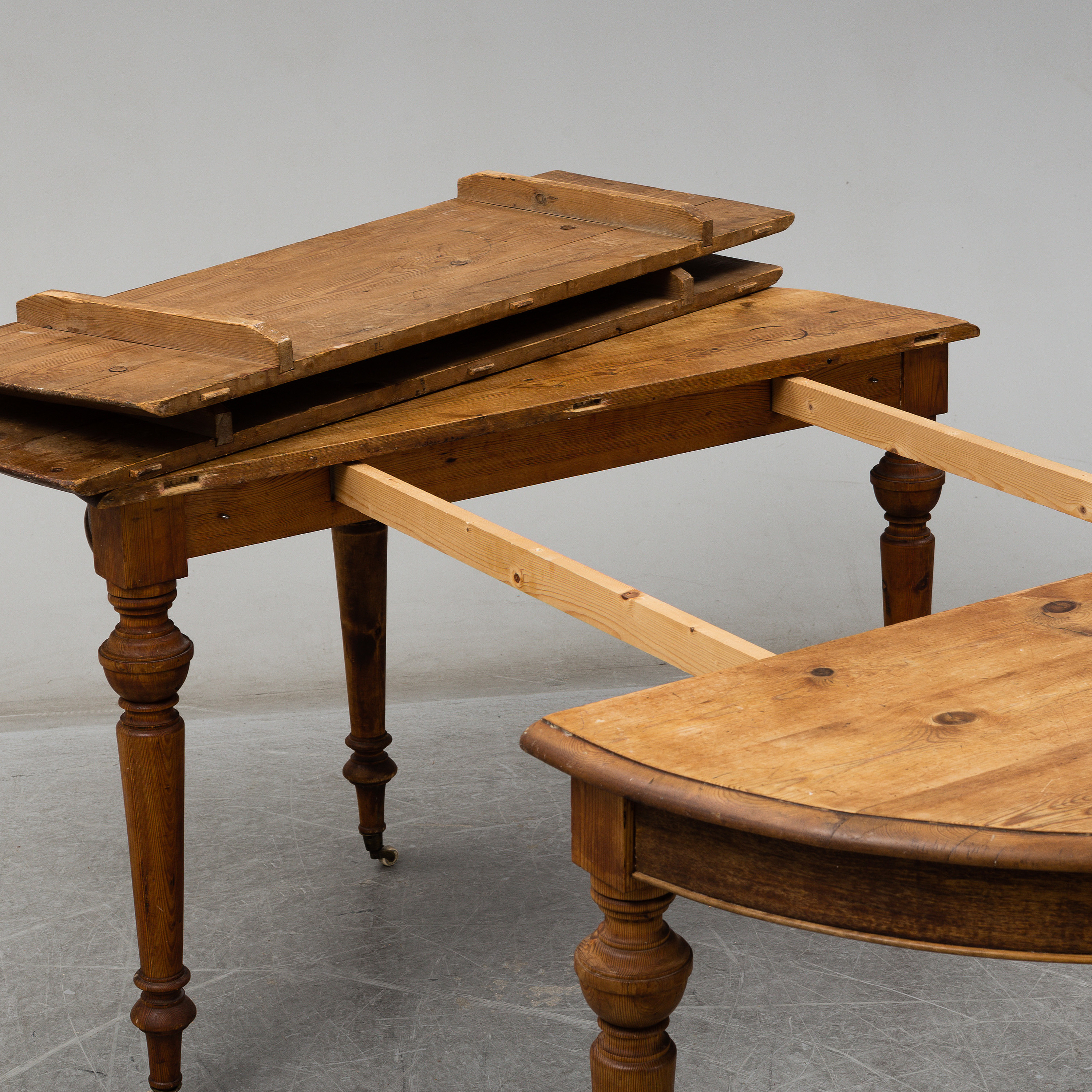 A ca 1900 dining table in two parts, two leaves included. - Bukowskis