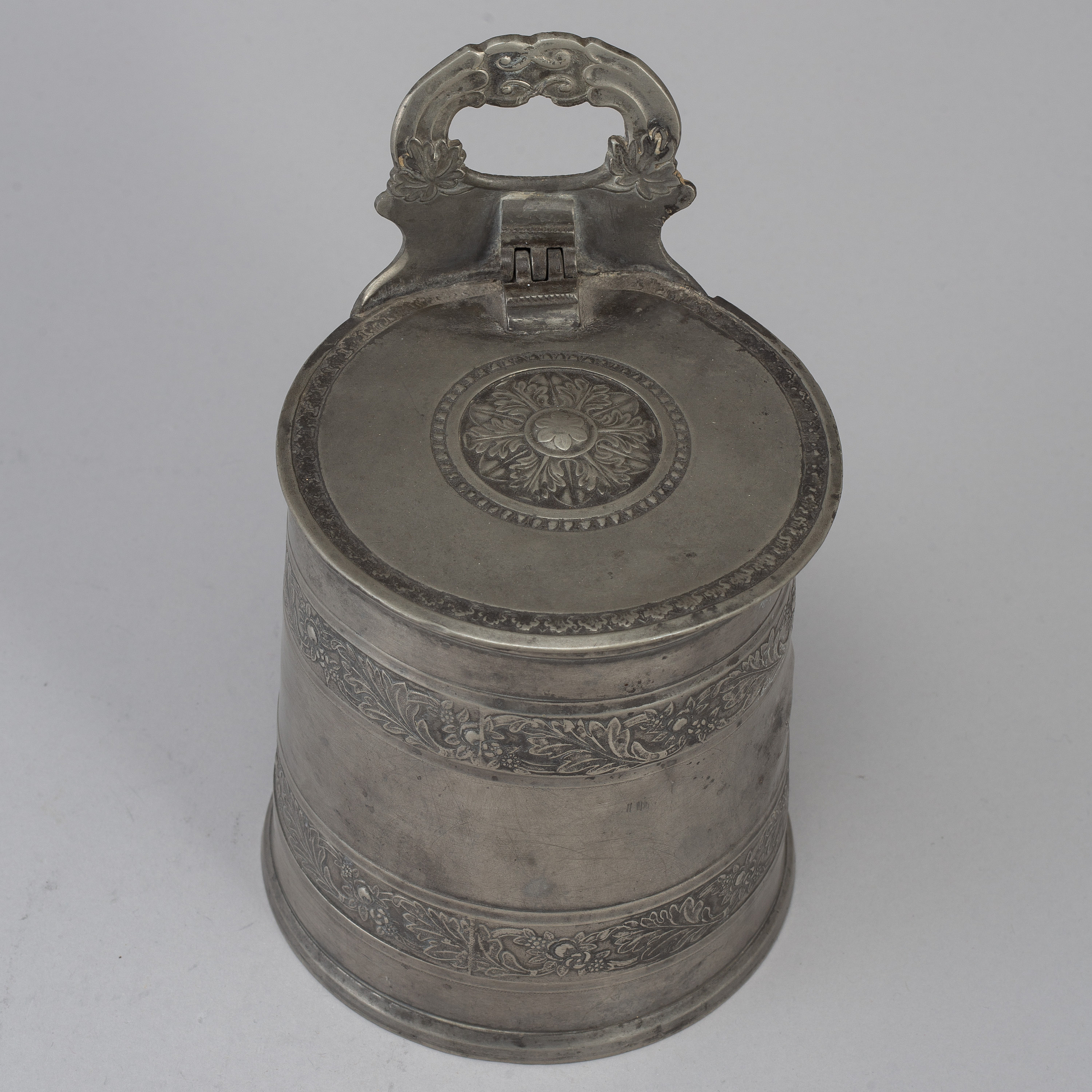 A pewter salt container, early 19th century. - Bukowskis