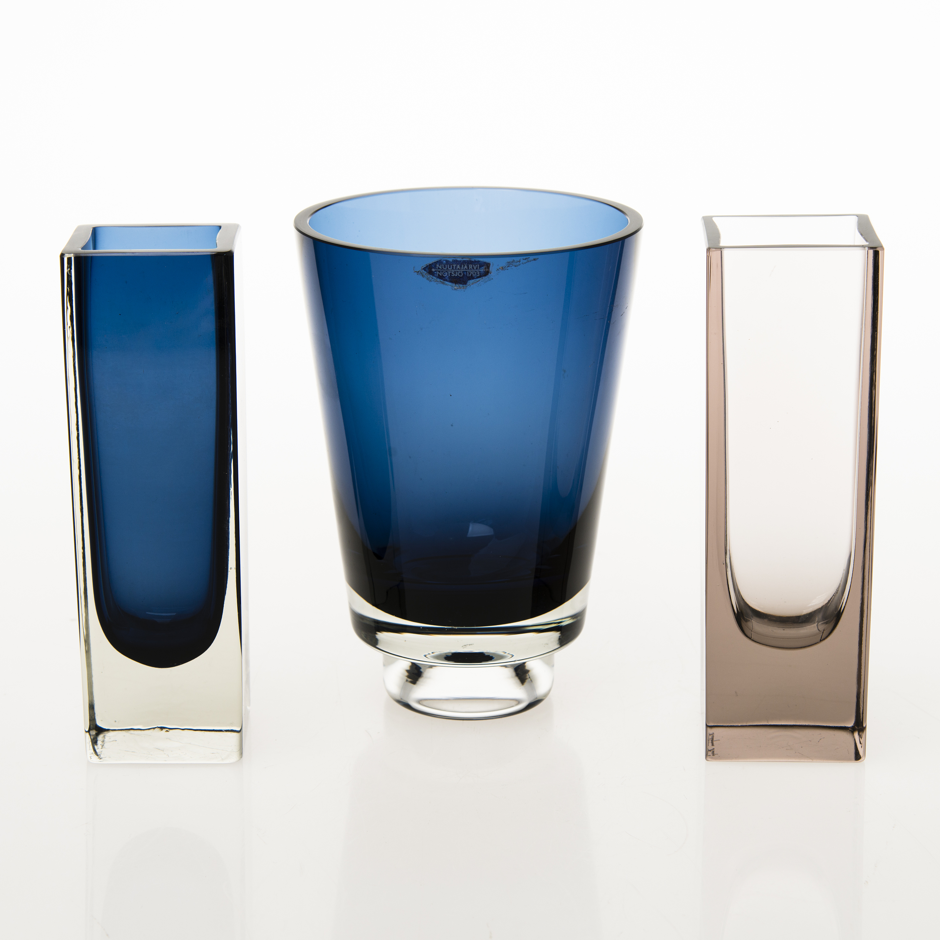 KAJ FRANCK, maljakoita, 3 kpl, lasia, signeeratut. - Bukowskis