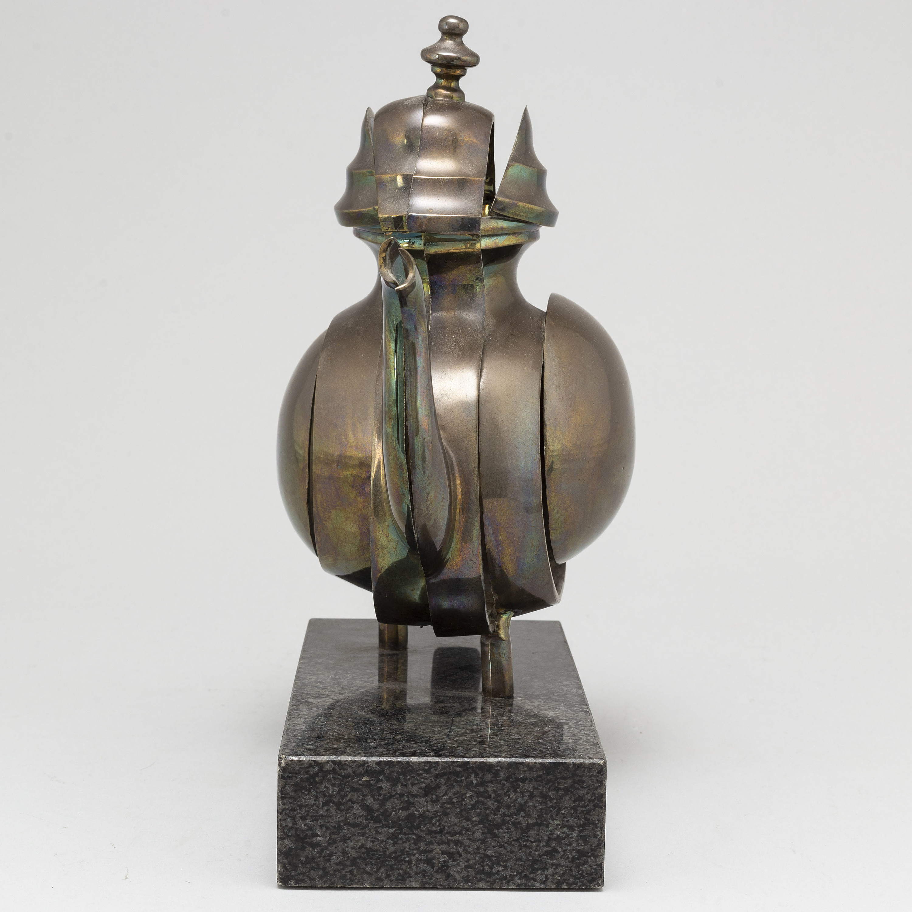 A signed and numbered bronze sculpture by Fernandez Arman. - Bukowskis