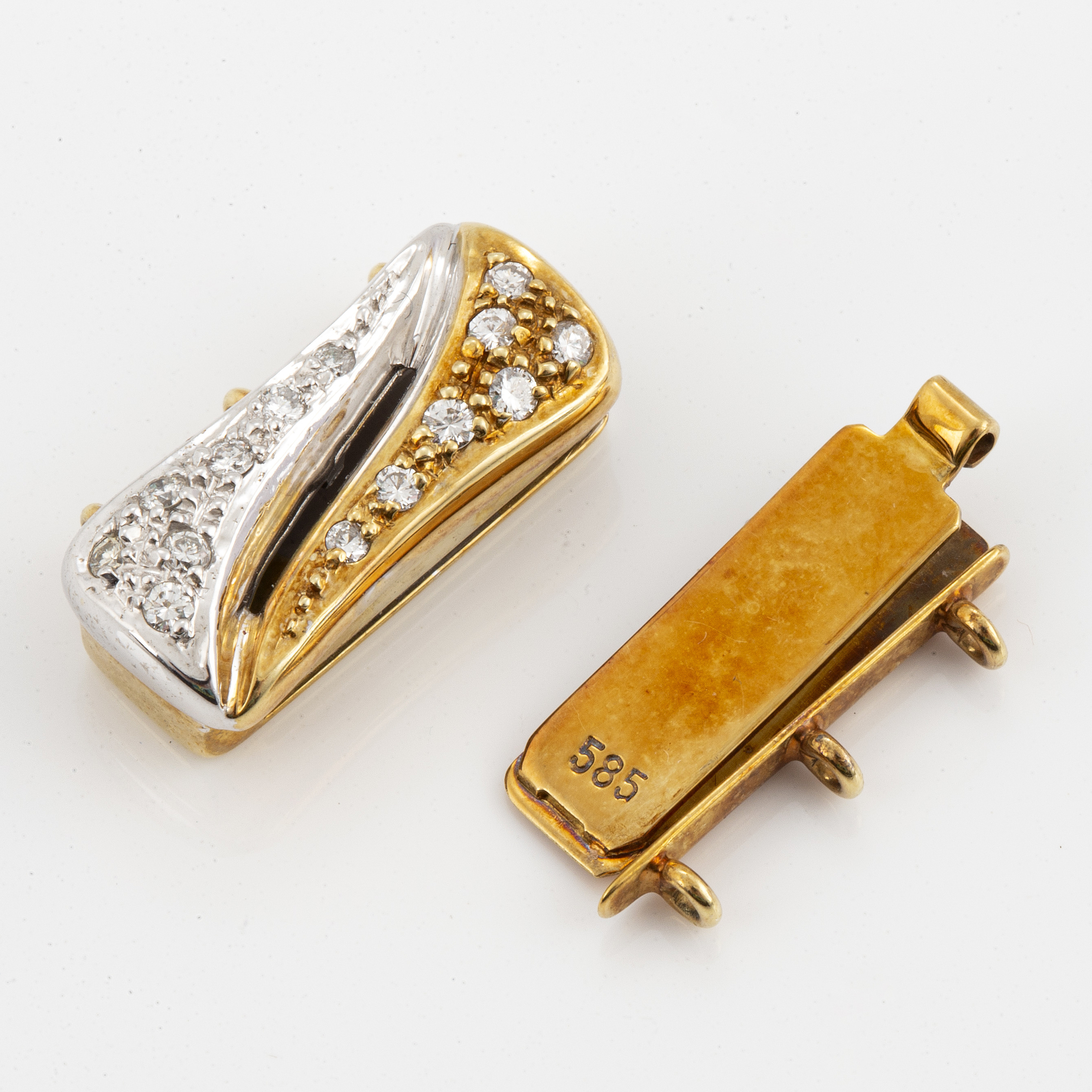 14K gold and brilliant-cut diamond clasp. - Bukowskis