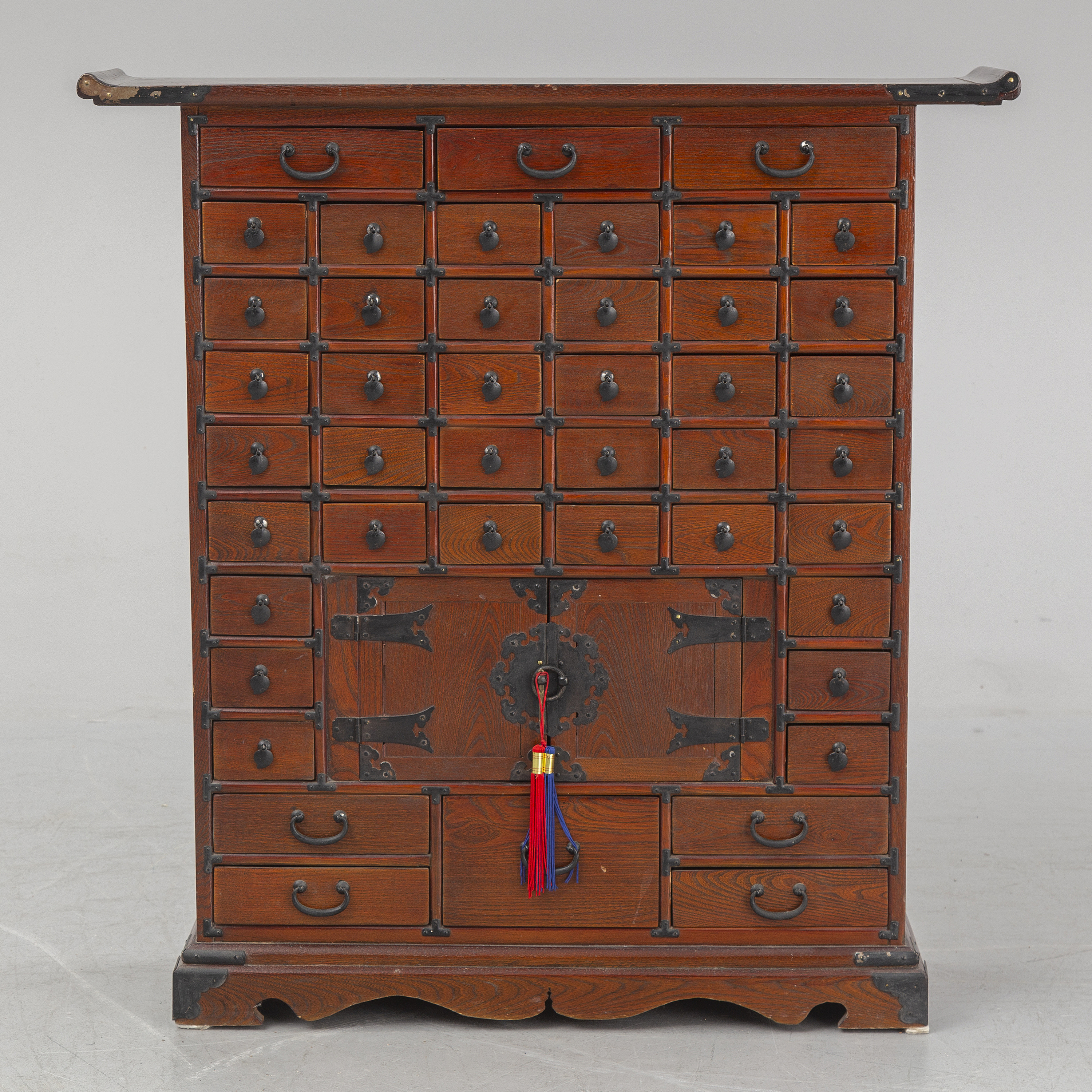 A contemporary Chinese spice cupboard. - Bukowskis