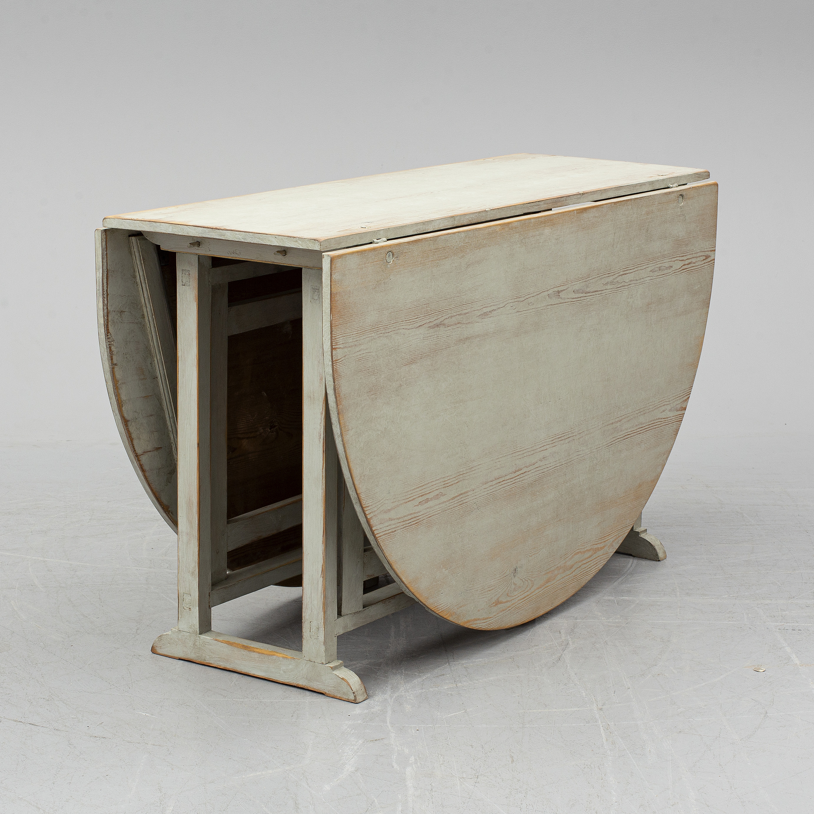 A mid 19th century painted gate leg table. - Bukowskis