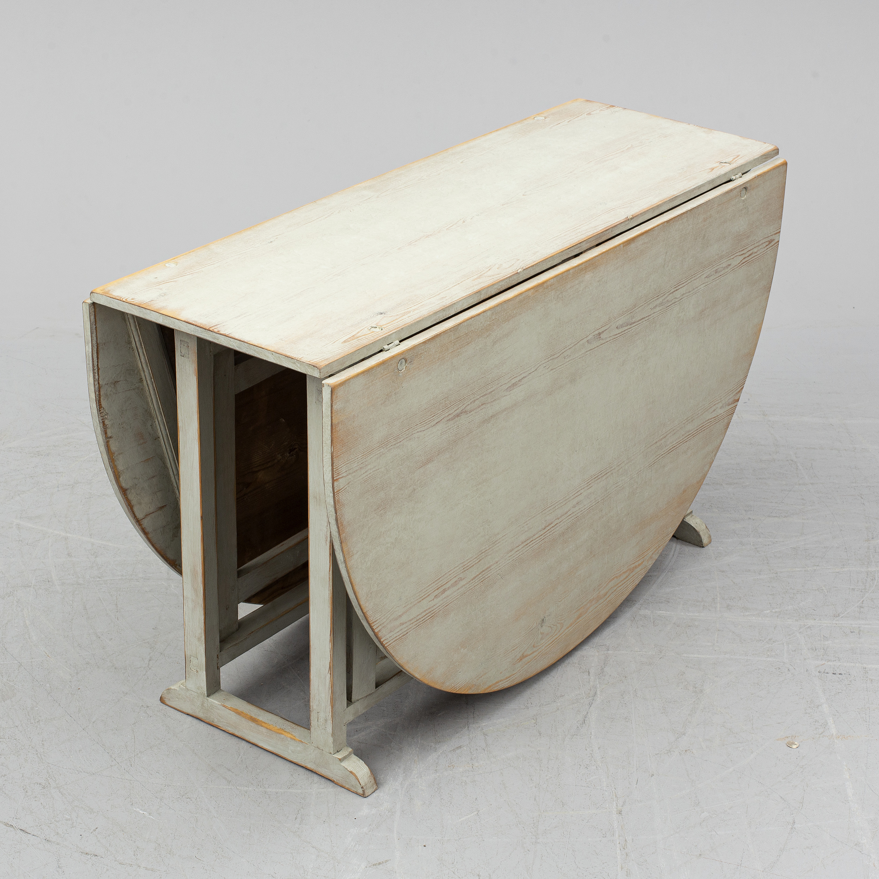 A mid 19th century painted gate leg table. - Bukowskis