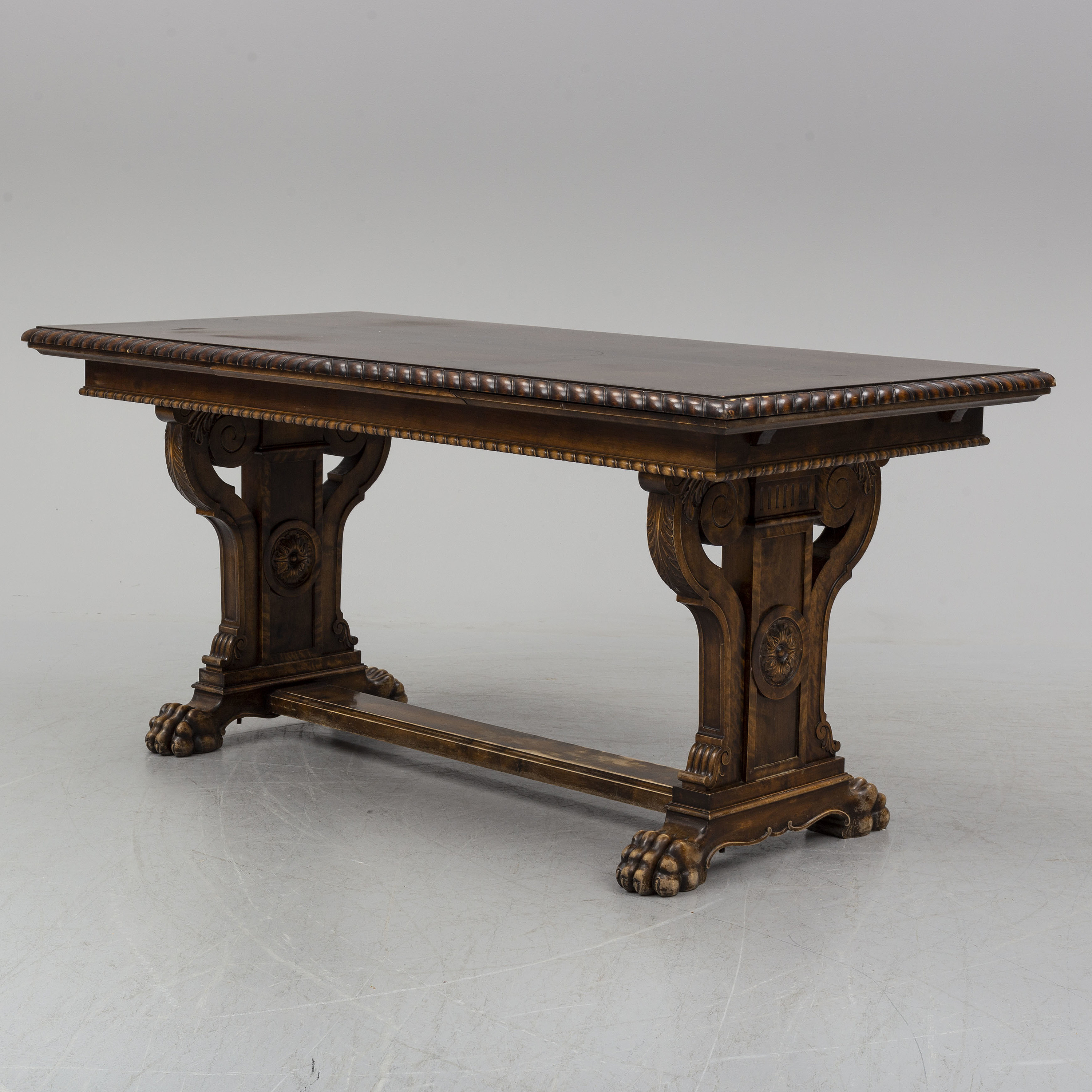 A mid 20th century baroque style dining table. - Bukowskis