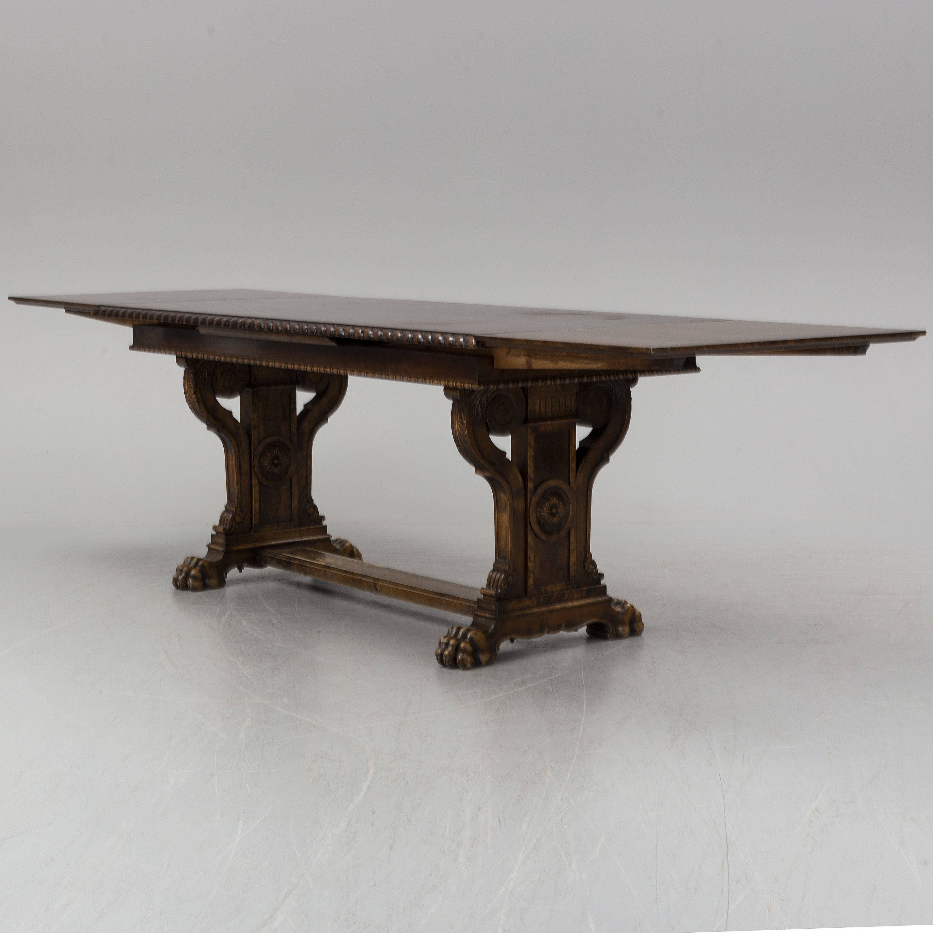 A mid 20th century baroque style dining table. - Bukowskis