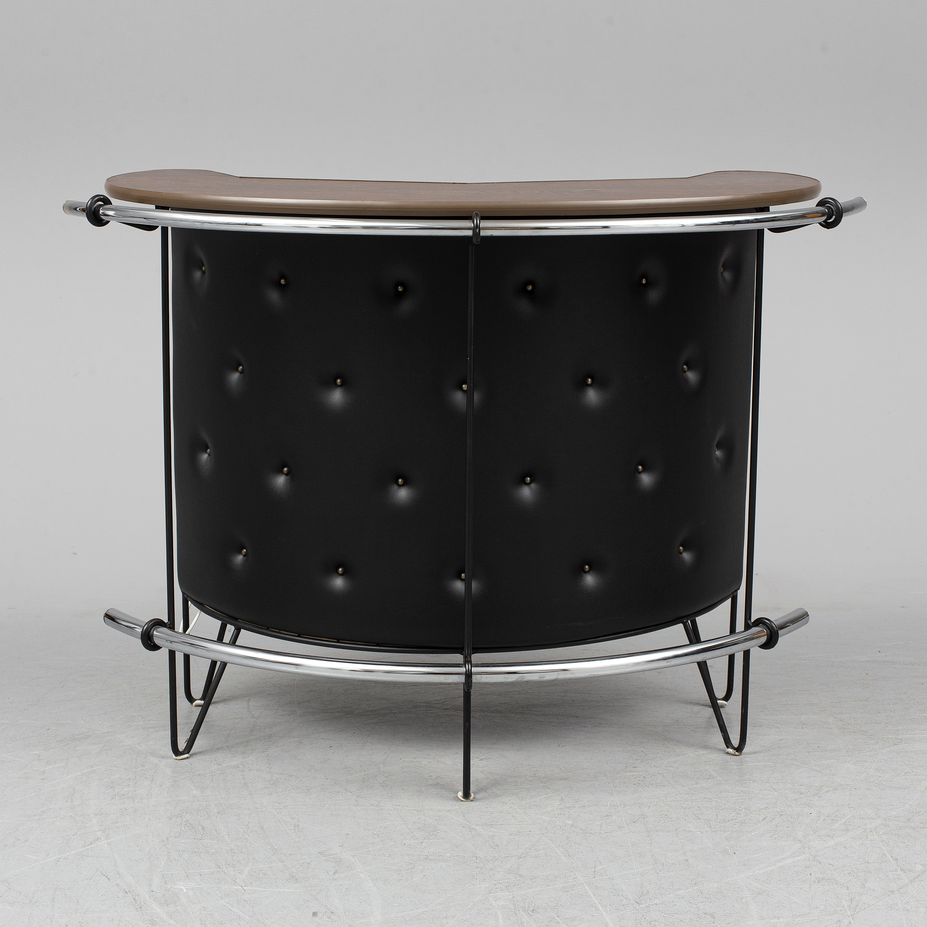 BARDISK MED TRE BARSTOLAR, 1900-talets andra hälft. - Bukowskis