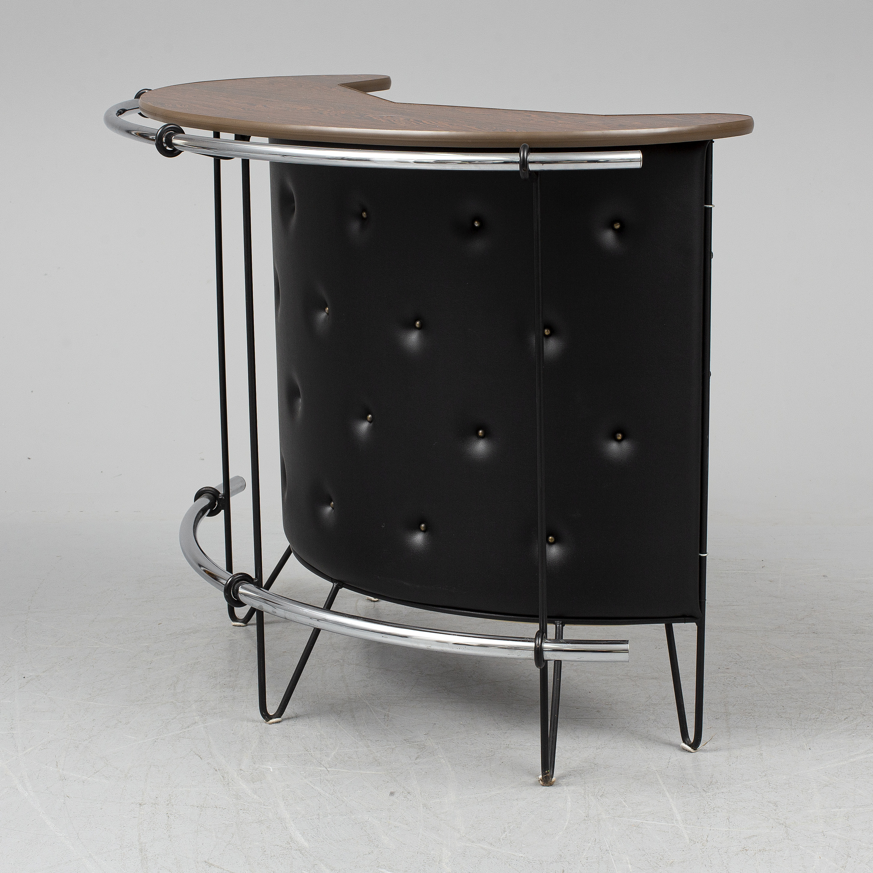 BARDISK MED TRE BARSTOLAR, 1900-talets andra hälft. - Bukowskis