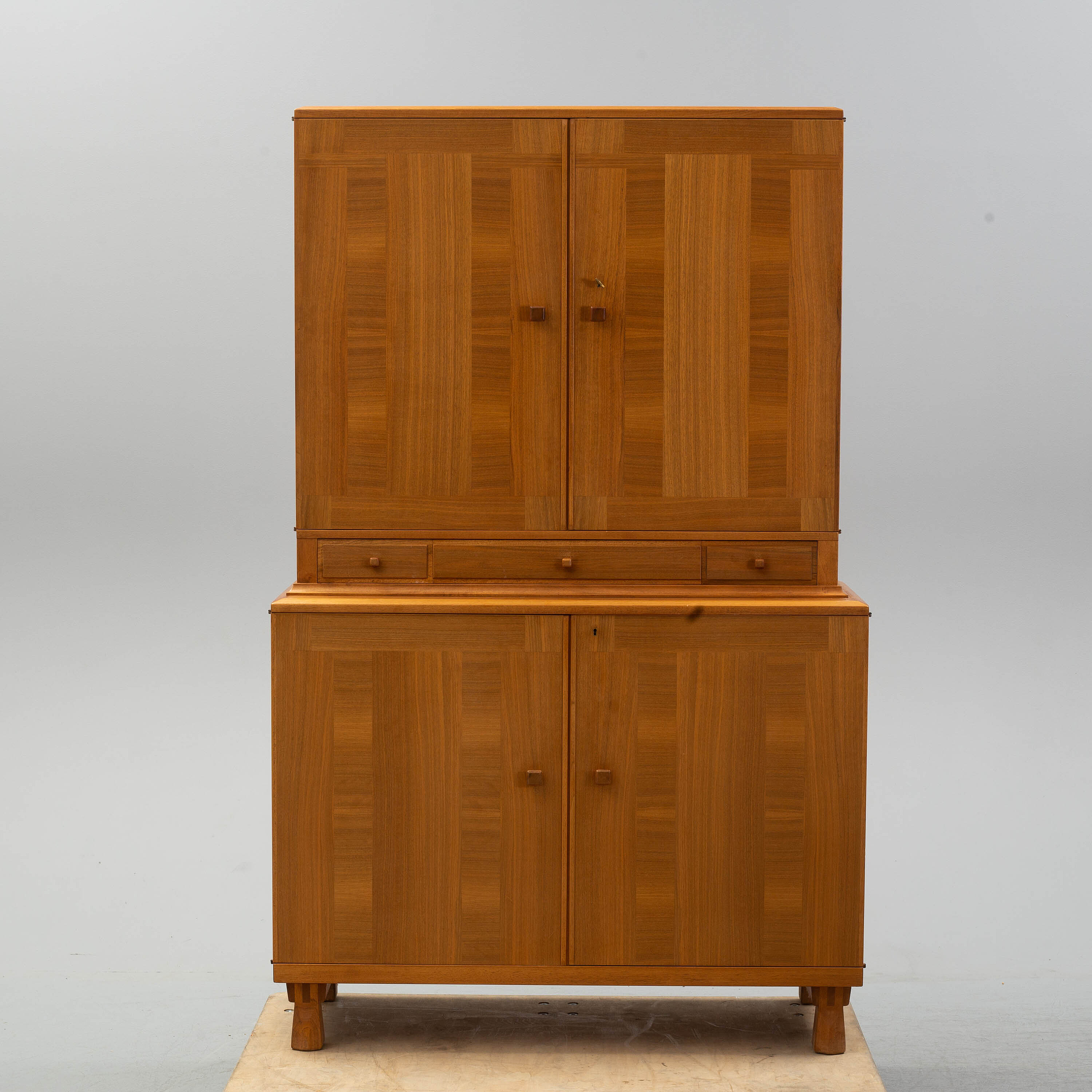 CARL MALMSTEN, skåp, "Ambassadör", 1900-talets andra hälft. - Bukowskis