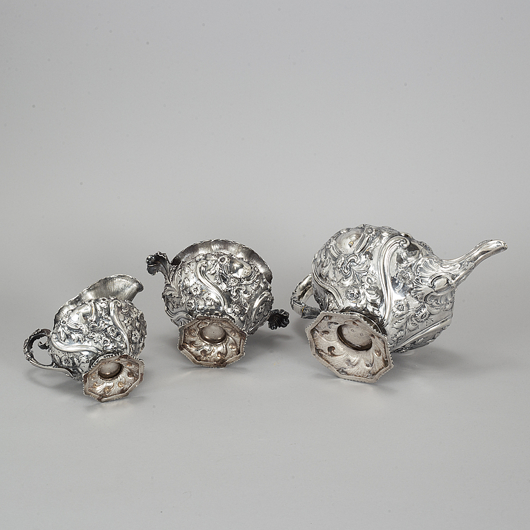 A silver tea pot, sugar bowl and creamer, Charles Fox II, London 1832 ...