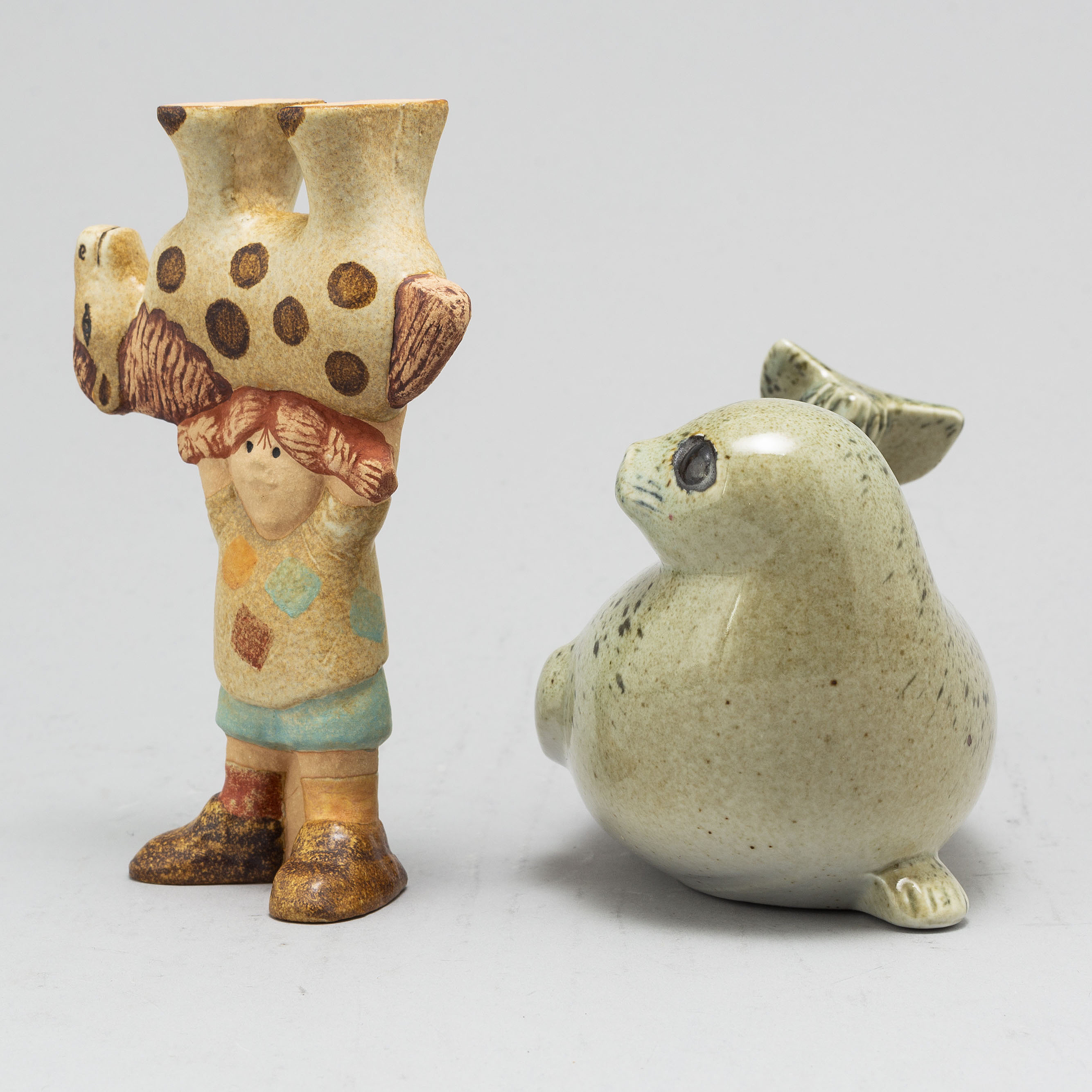 LISA LARSON, figuriner, 2 st, stengods, Gustavsberg. - Bukowskis