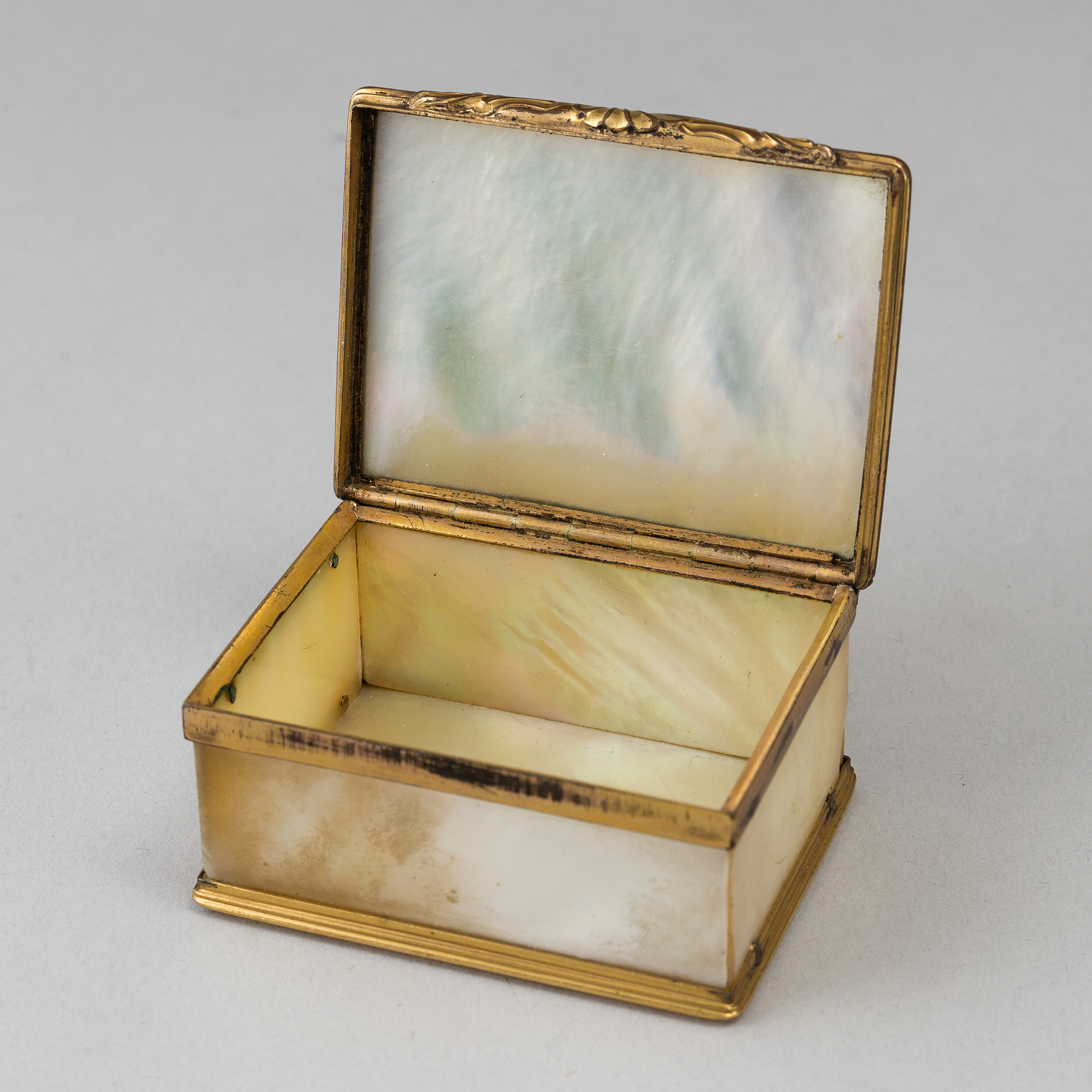 A mother of pearl and gilt metal snuff box, late 18th Century. - Bukowskis