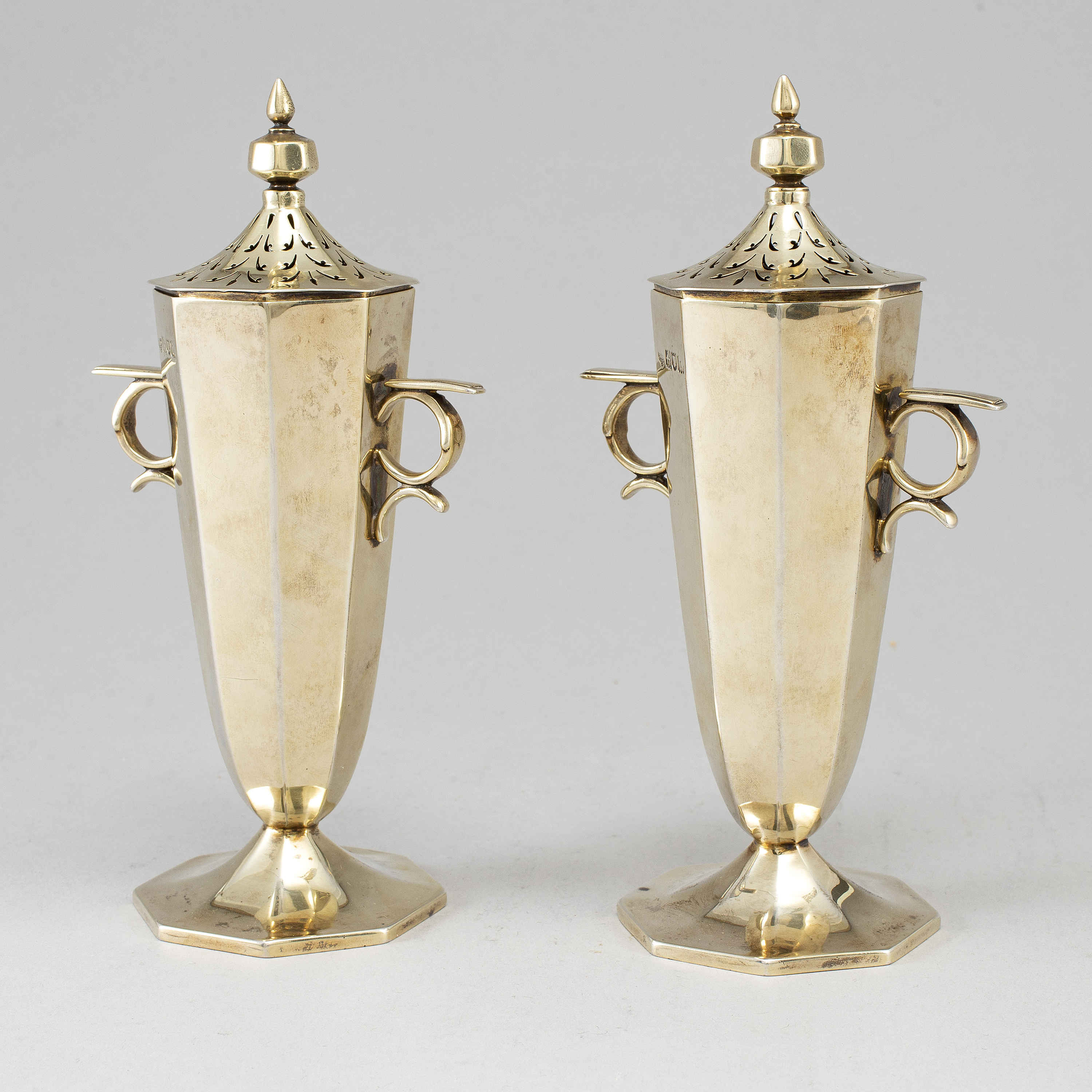 GOLDSMITHS & SILVERSMITHS CO LTD, potpurrivaser, ett par, sterling ...