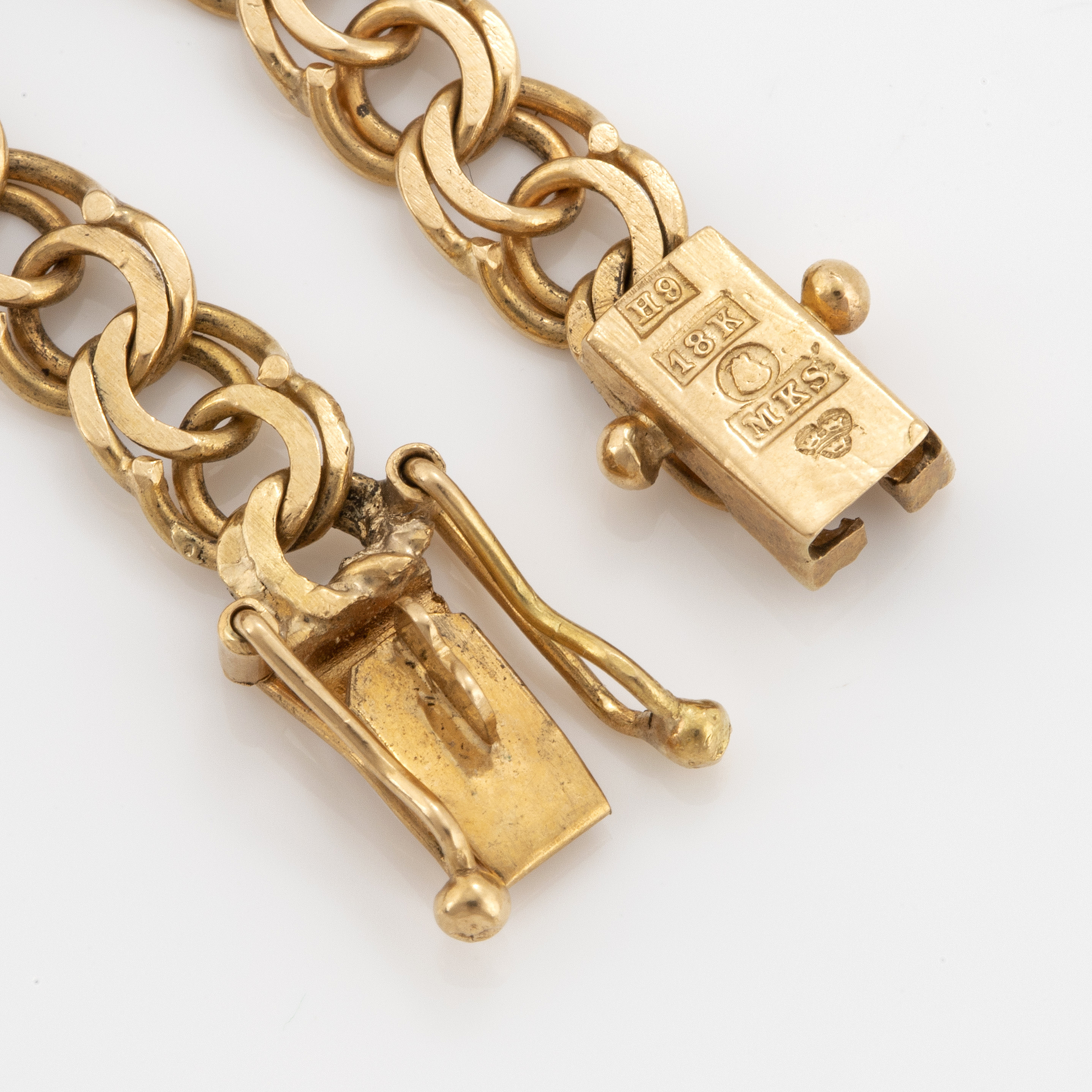 ARMBAND, 18K guld bismarcklänk. Med berlocker. - Bukowskis