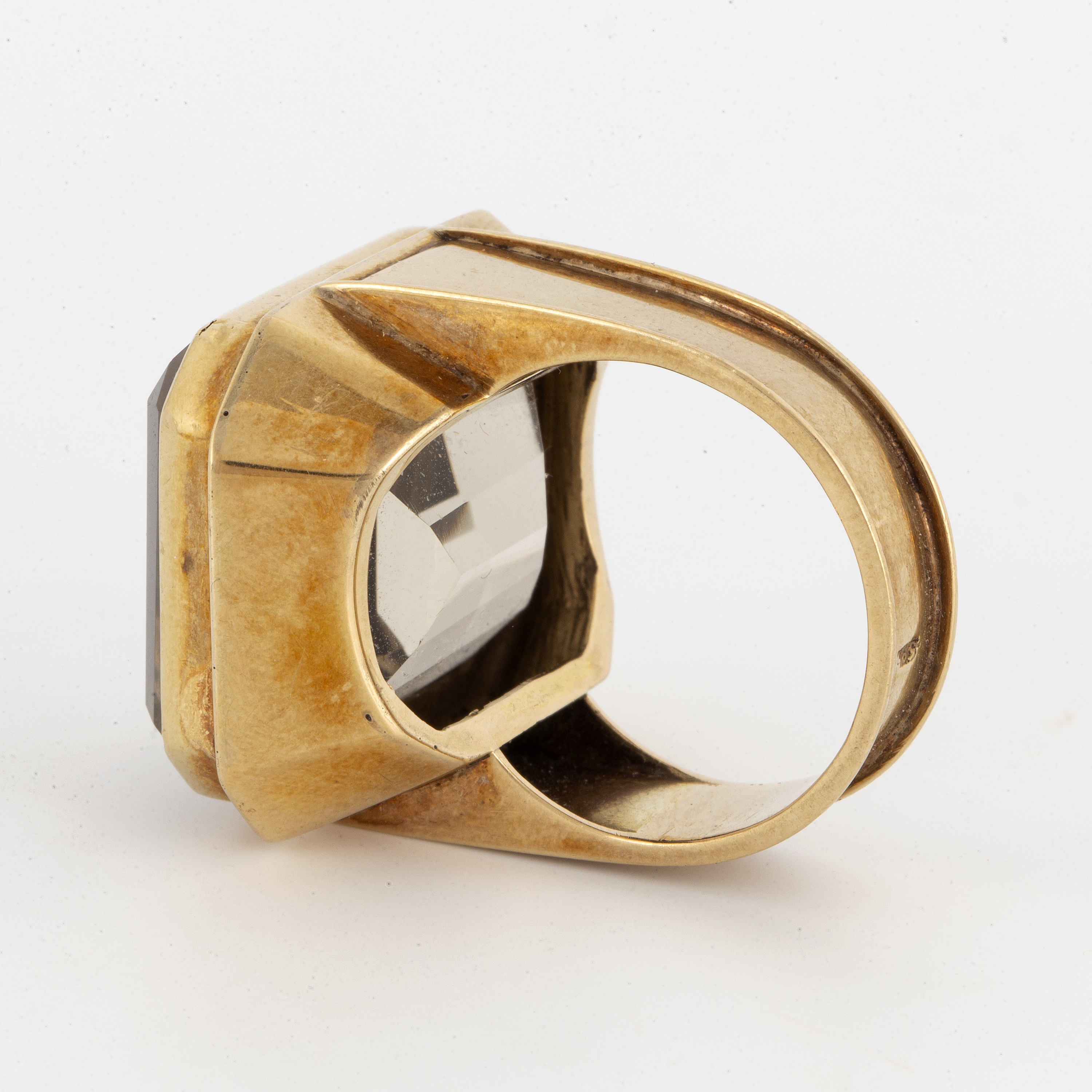 COCKTAILRING, 14K guld med stor smaragdslipad citrin. - Bukowskis