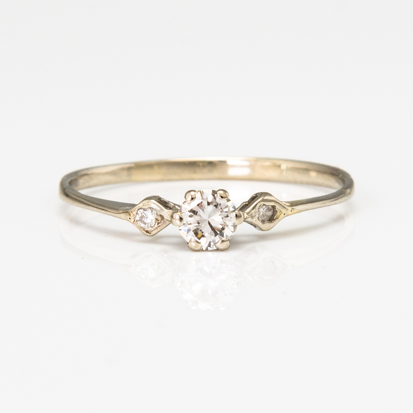 DIAMANTRING, 14K vitguld, 3 diamanter. - Bukowskis