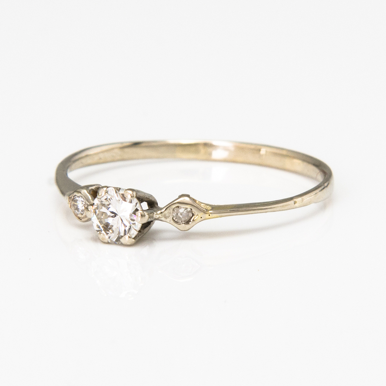 DIAMANTRING, 14K vitguld, 3 diamanter. - Bukowskis