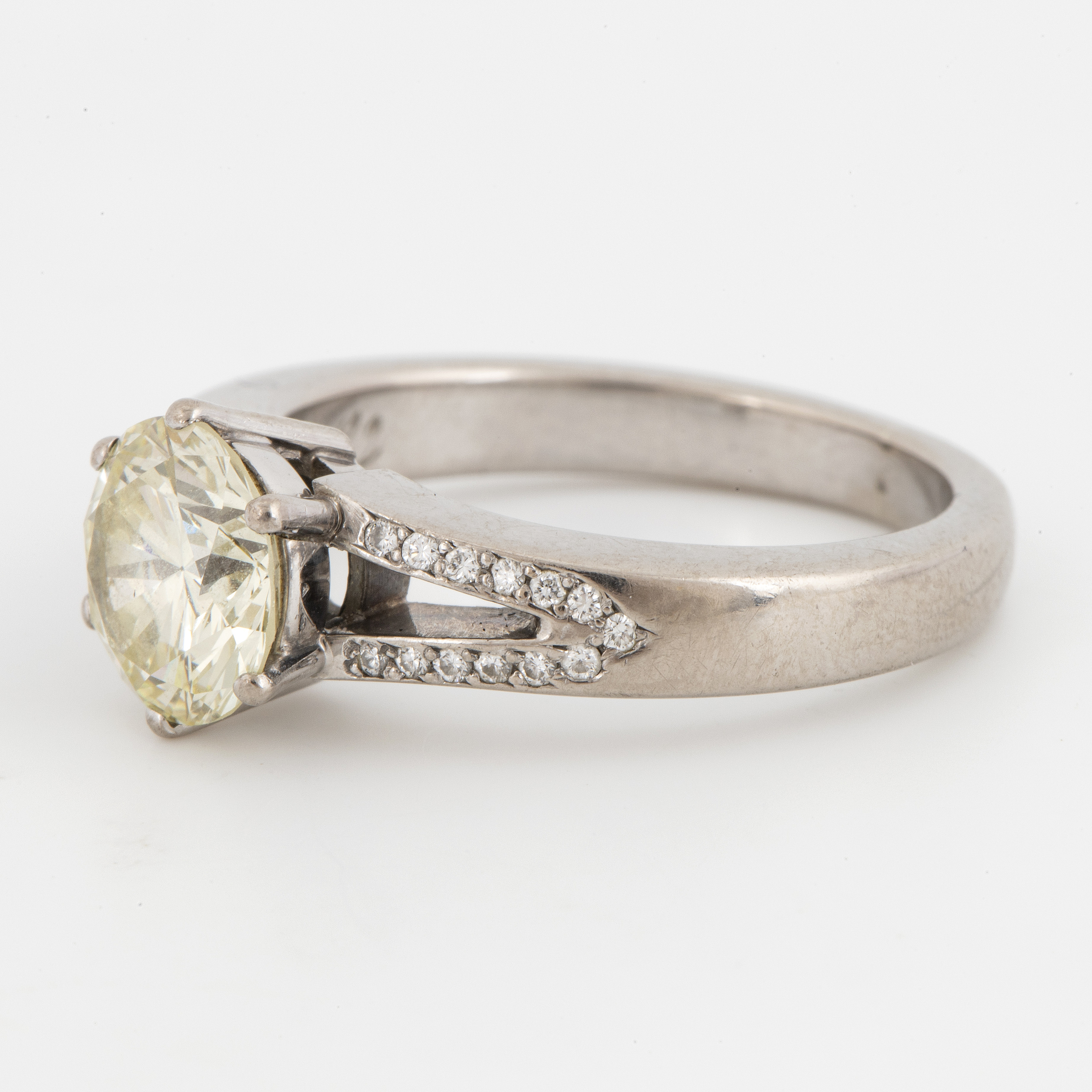 18K gold ring. - Bukowskis