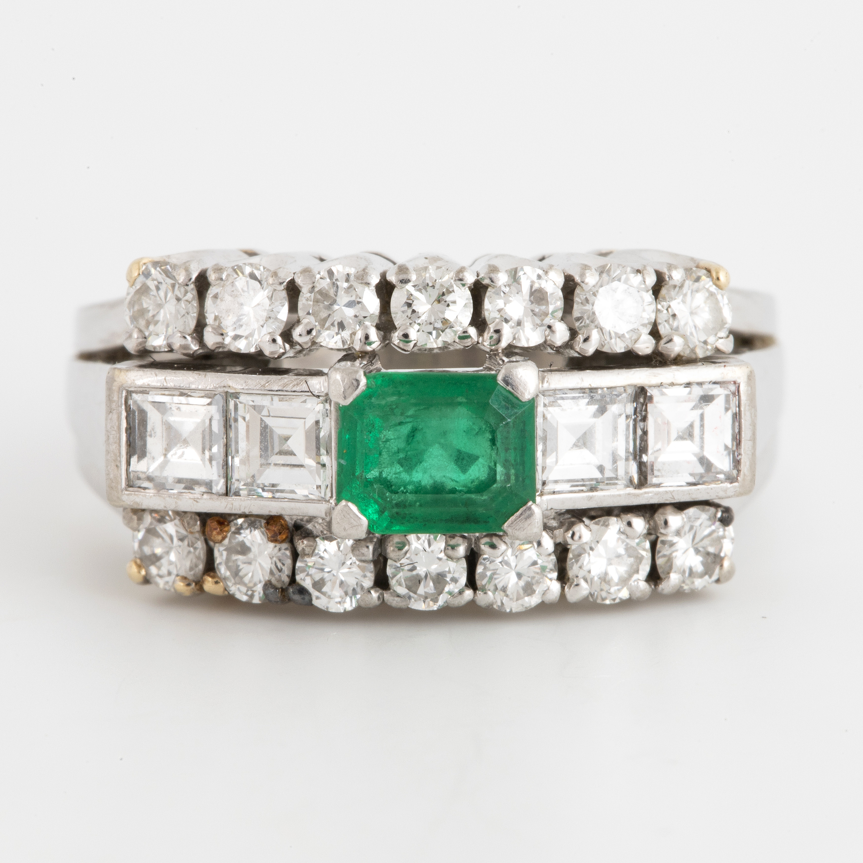 RING, 18K vitguld med smaragd och diamanter. - Bukowskis