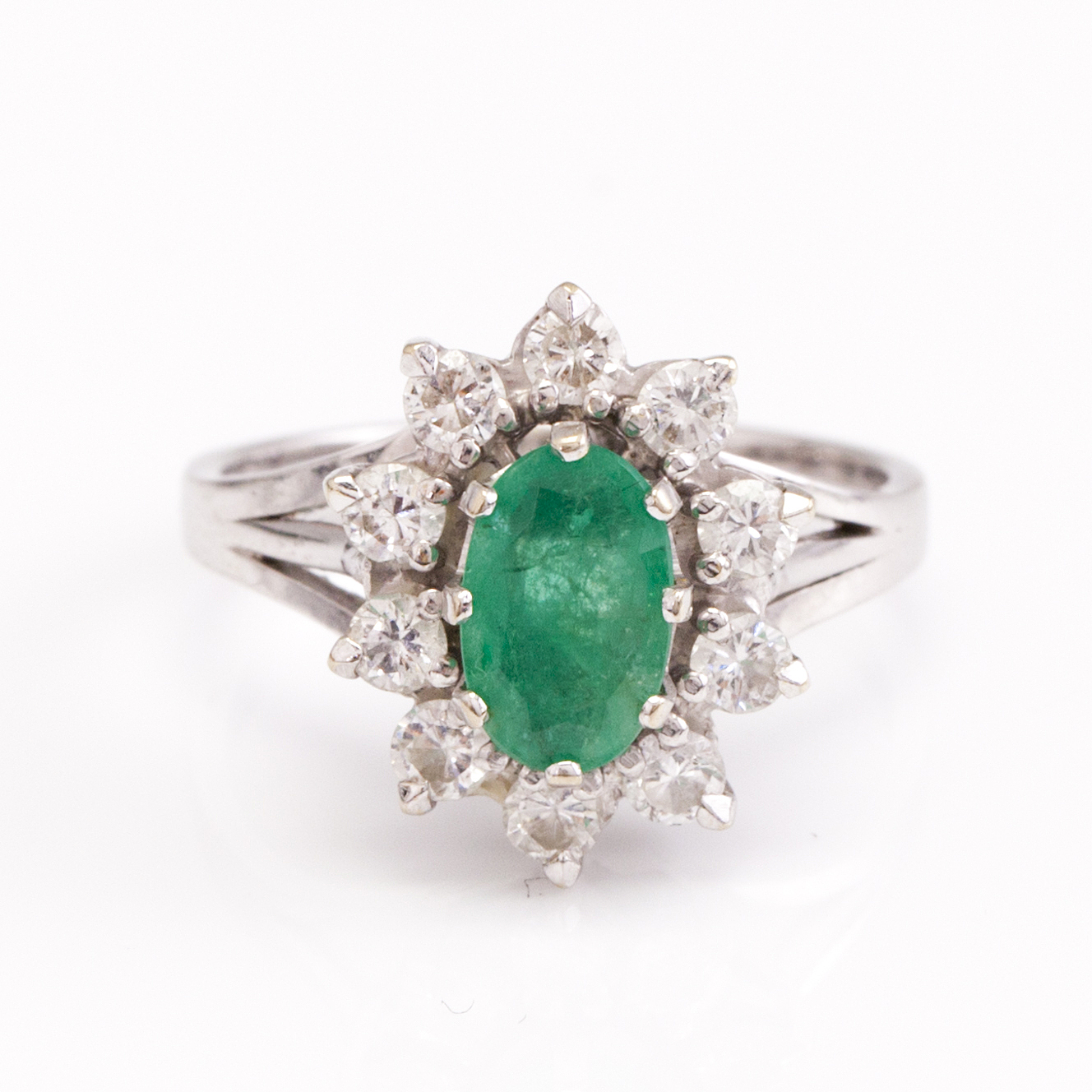 RING, 18 K vitguld, smaragd, diamanter ca 0.5 ct tot. - Bukowskis