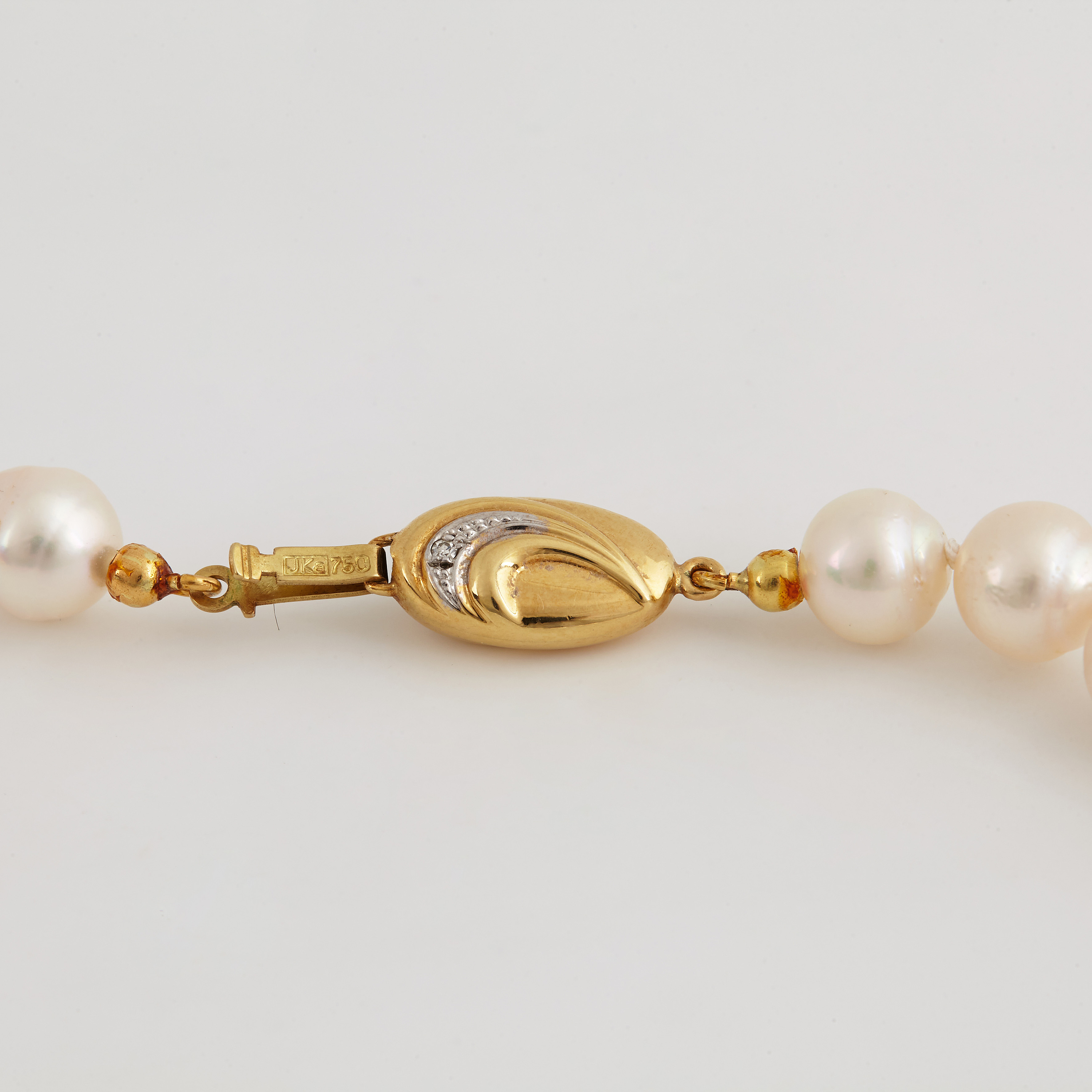 Cultured pearl necklace, clasp 18K gold with eight-cut diamonds ...