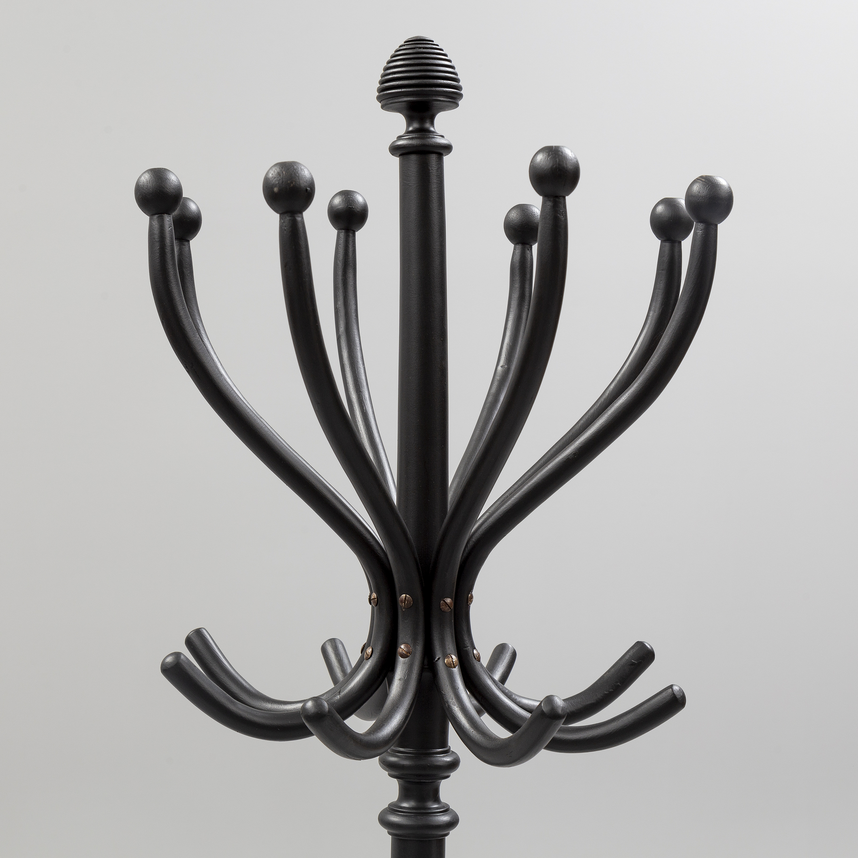 A painted wood clothes hanger. - Bukowskis