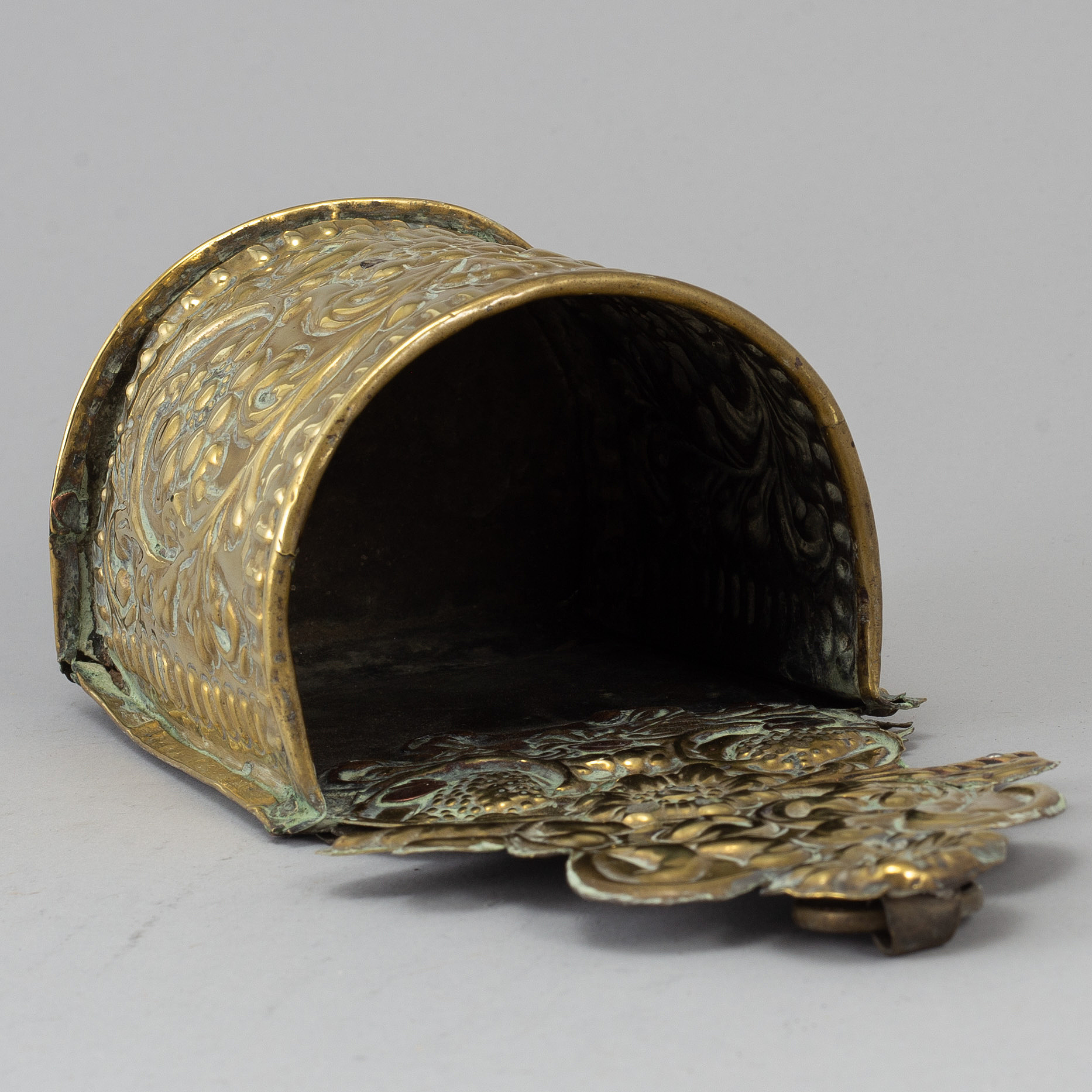 A baroque brass cutlery holder, 17th/18th century. - Bukowskis