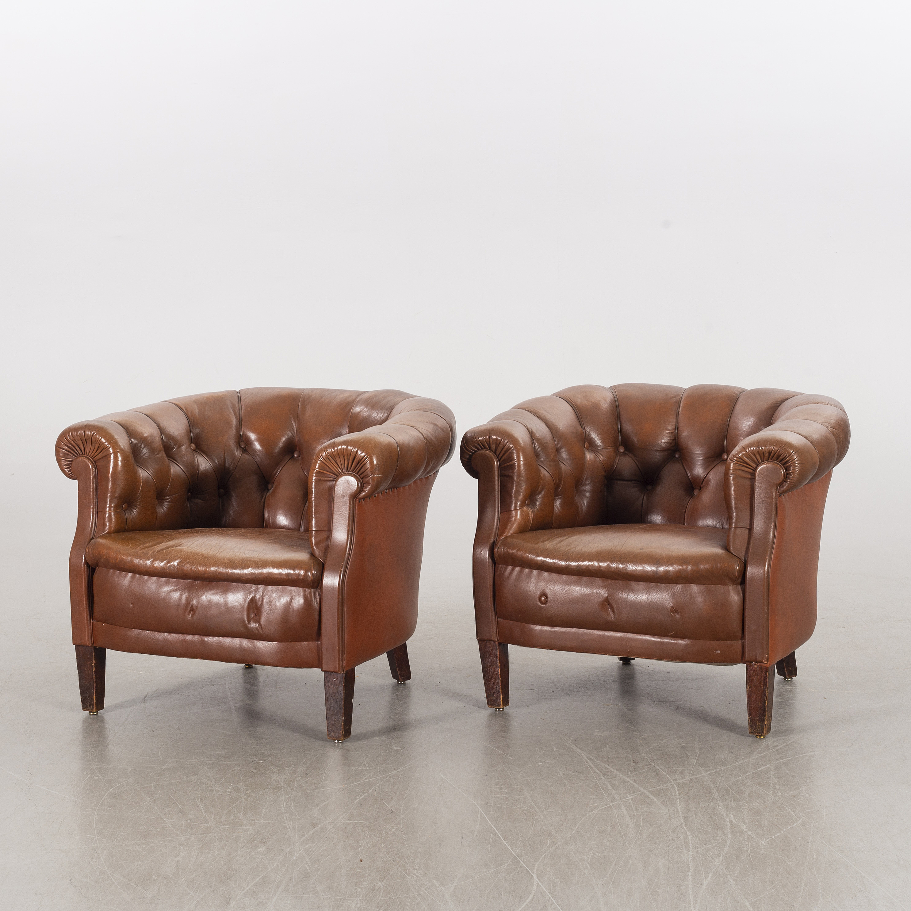 FÅTÖLJER ett par Chesterfield-modell 1900-talets första hälft. - Bukowskis