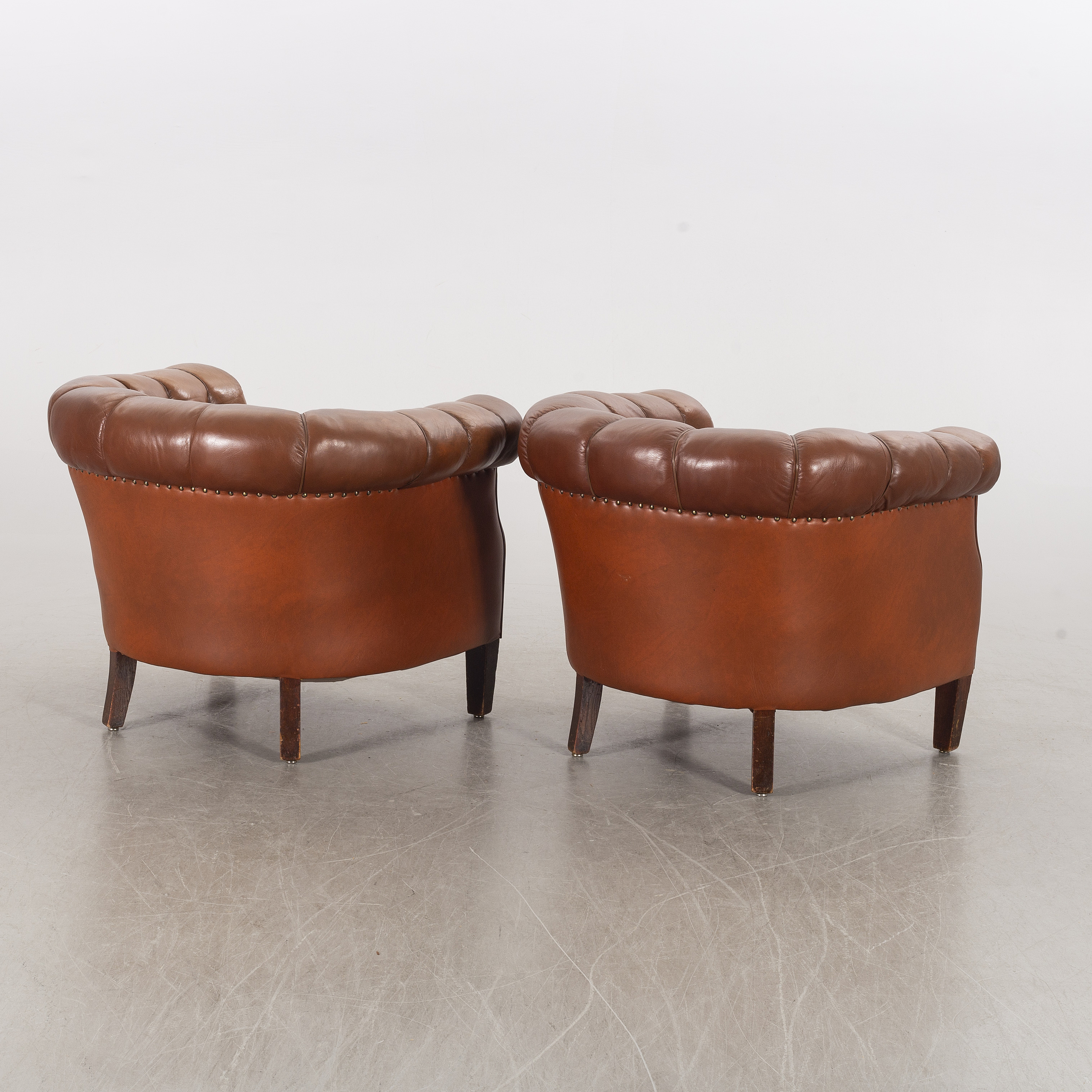 FÅTÖLJER ett par Chesterfield-modell 1900-talets första hälft. - Bukowskis