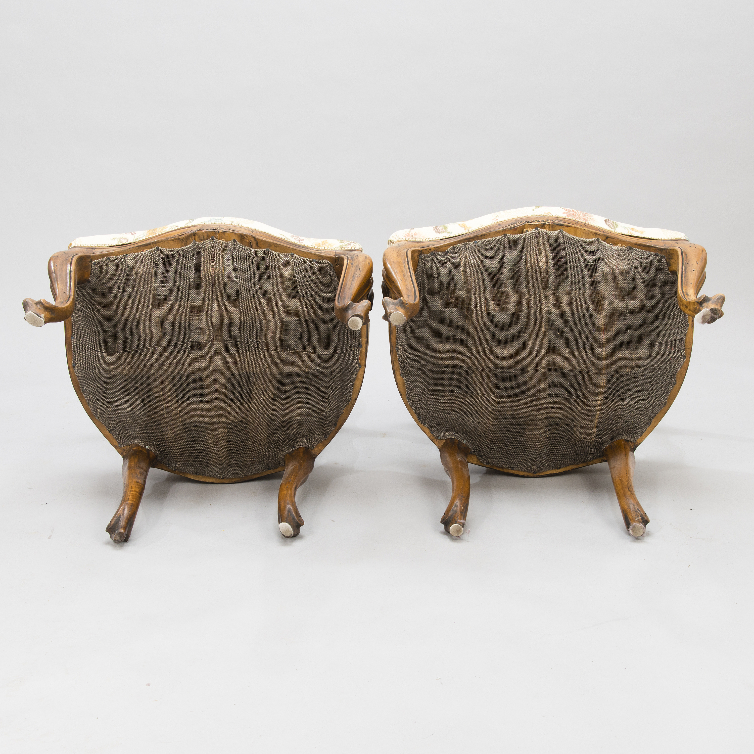 A pair of 20th-century rococo style armchairs. - Bukowskis