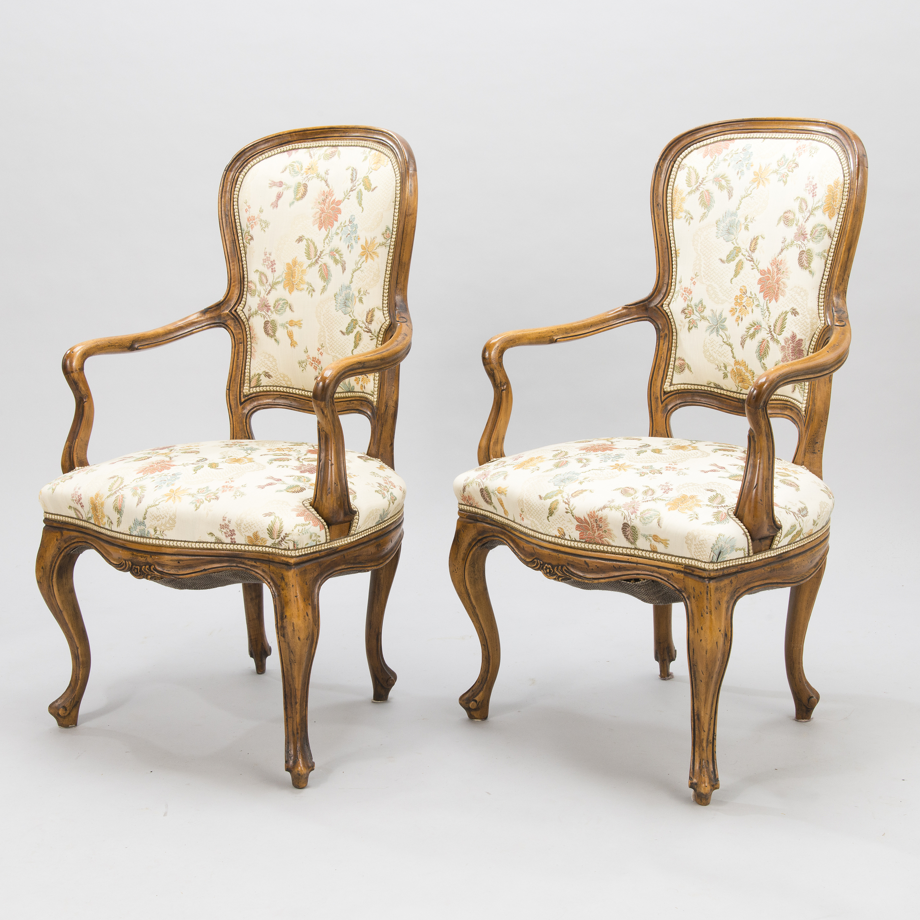 A pair of 20th-century rococo style armchairs. - Bukowskis