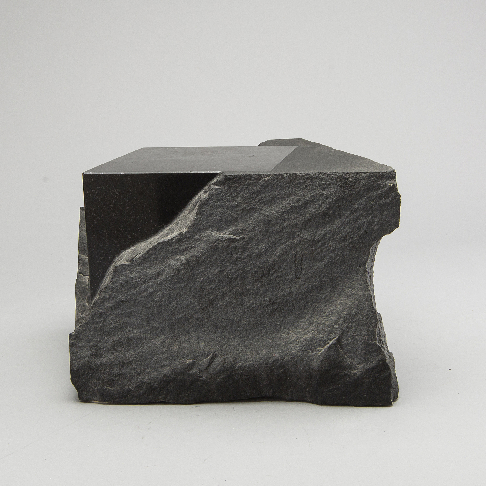 TAKASHI NARAHA, skulptur i diabas, monogramsignerad samt daterad -89 ...