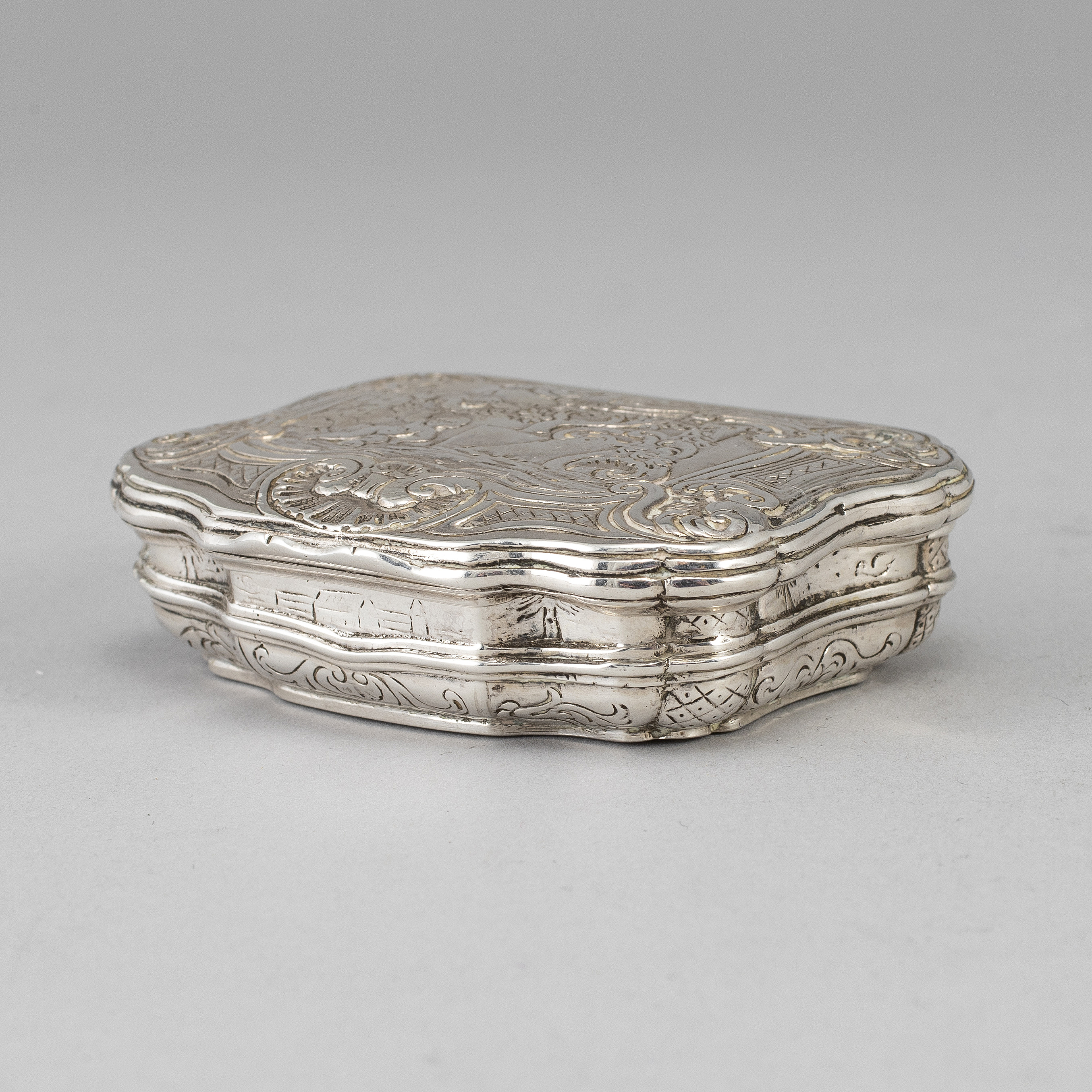 A French 18th century parcel-gilt silver snuff-box. - Bukowskis
