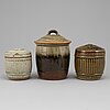 RICHARD BATTERHAM, a set of three lidded glazed ceramic pots. - Bukowskis