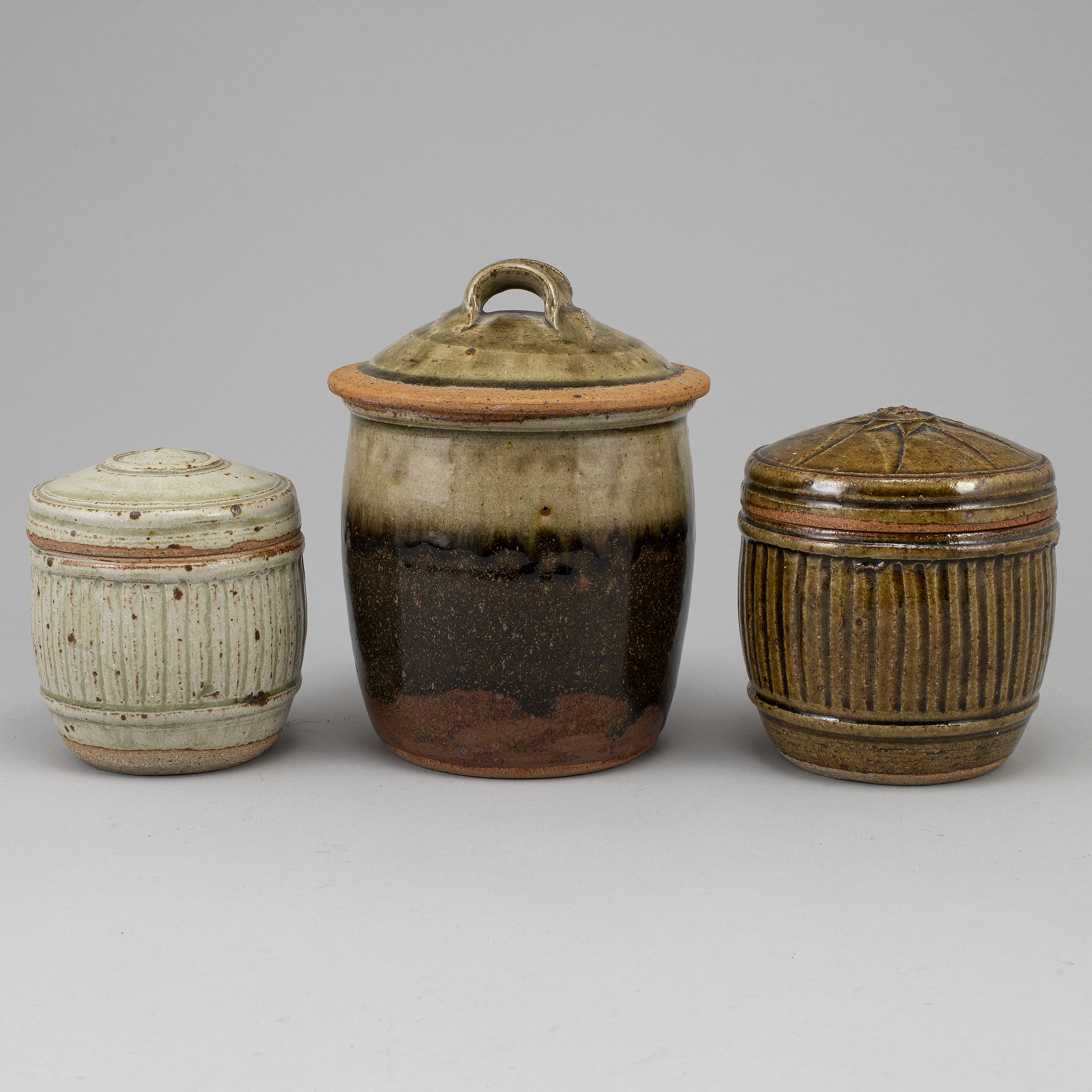 RICHARD BATTERHAM, a set of three lidded glazed ceramic pots. - Bukowskis
