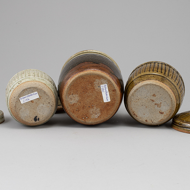 RICHARD BATTERHAM, a set of three lidded glazed ceramic pots. - Bukowskis