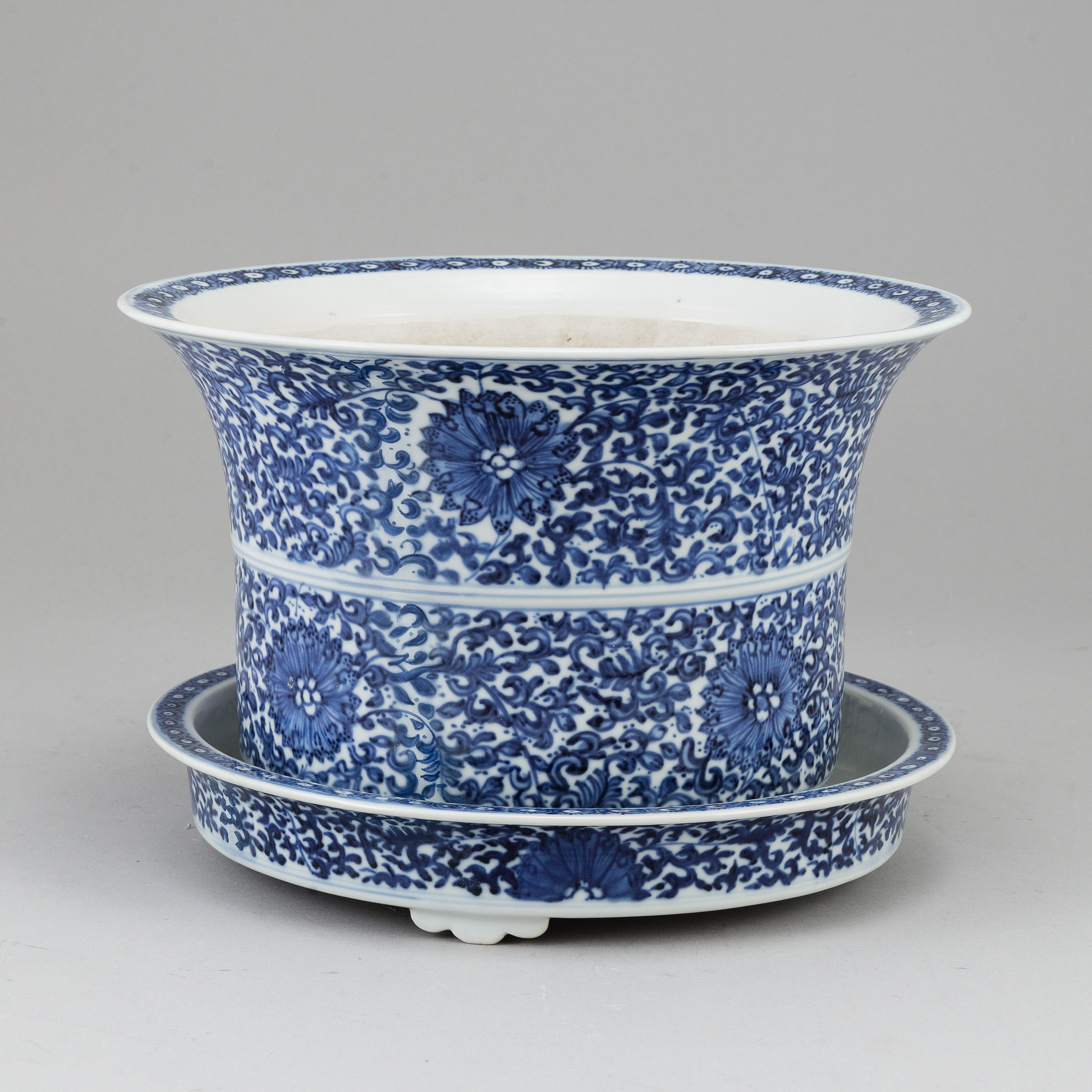 A blue and white flower pot, Qing dynasty, 19th Century. - Bukowskis