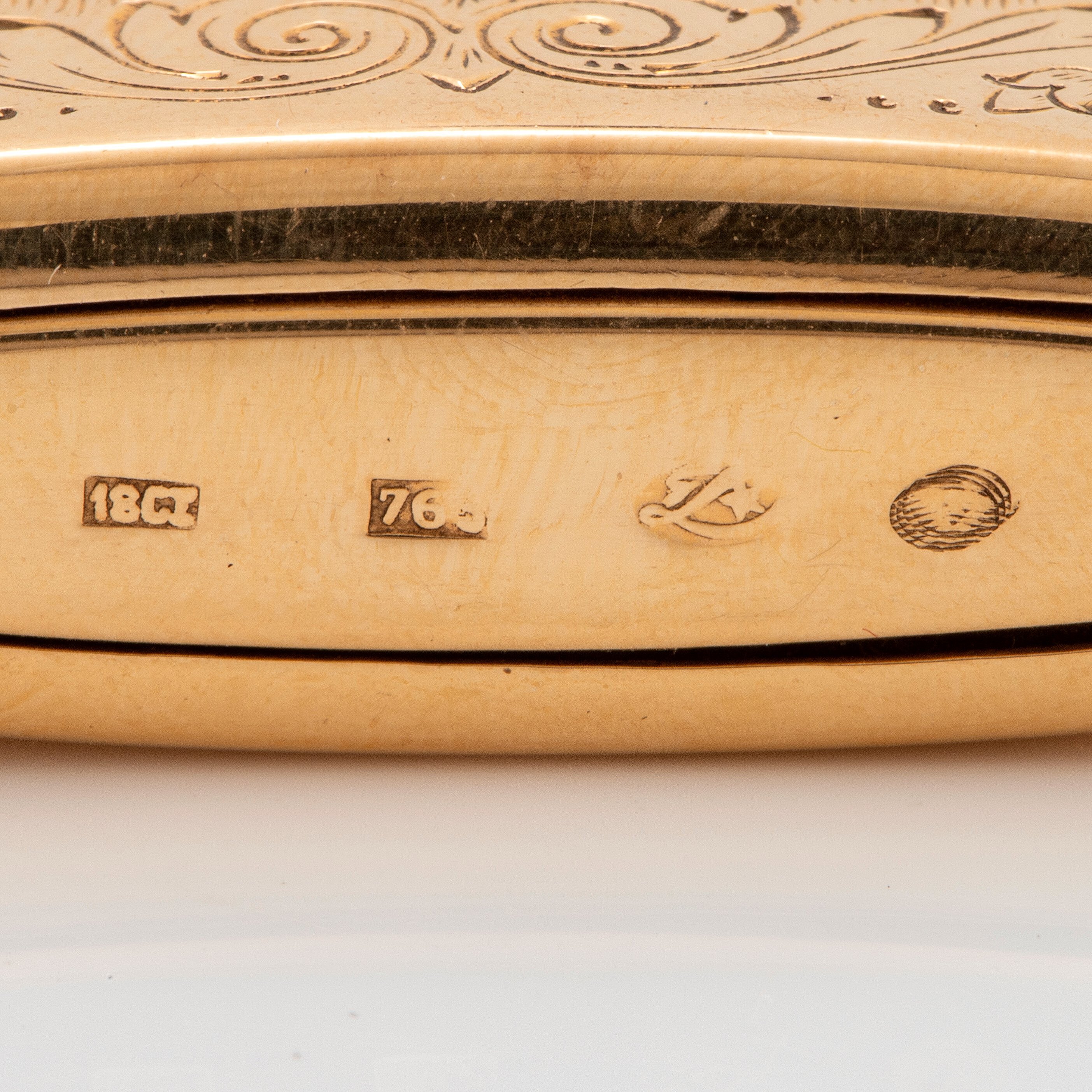 An 18K gold match box. - Bukowskis