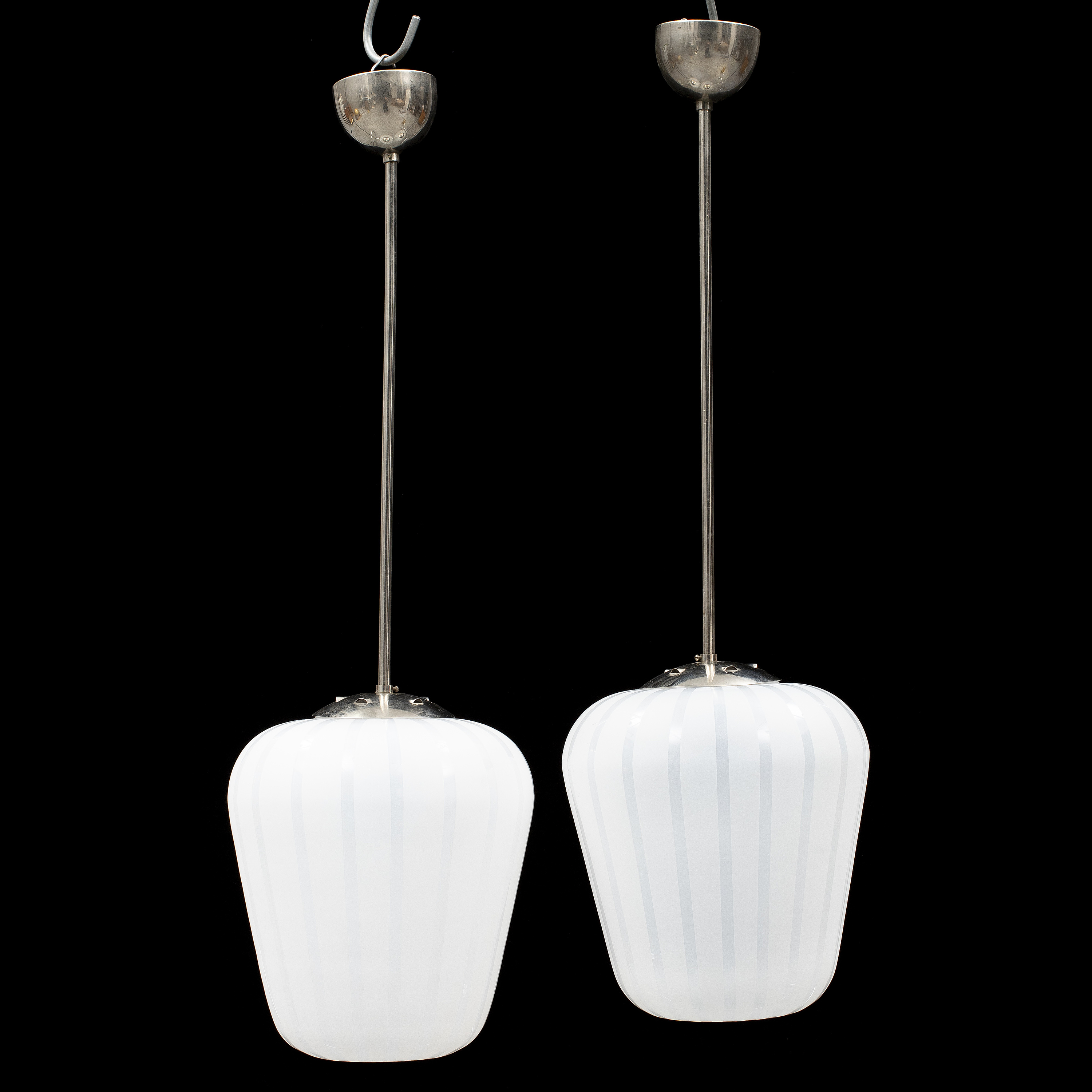 A pair of Swedish Modern ceiling lamps. - Bukowskis
