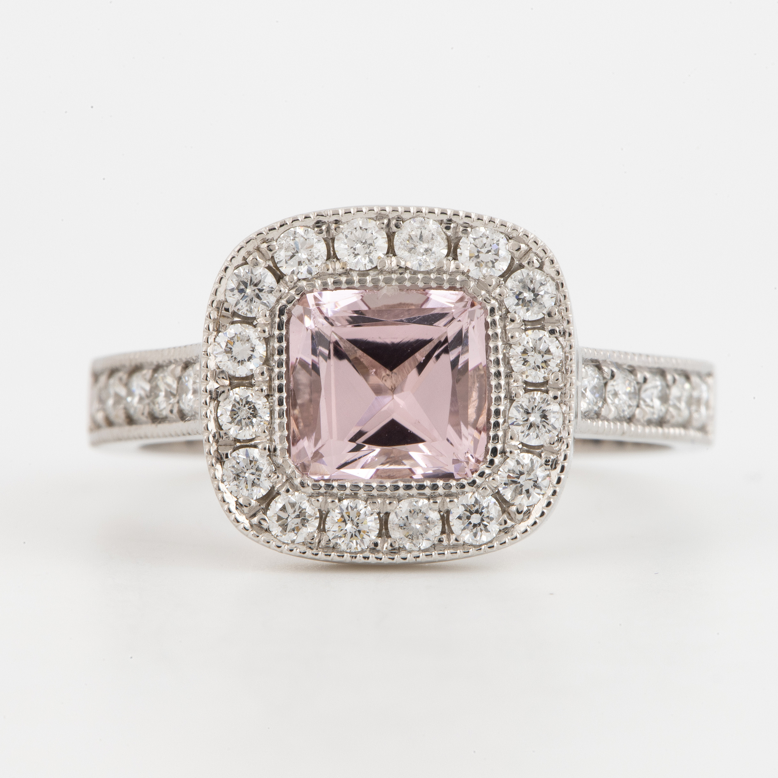 RING, med morganit och briljanter. - Bukowskis