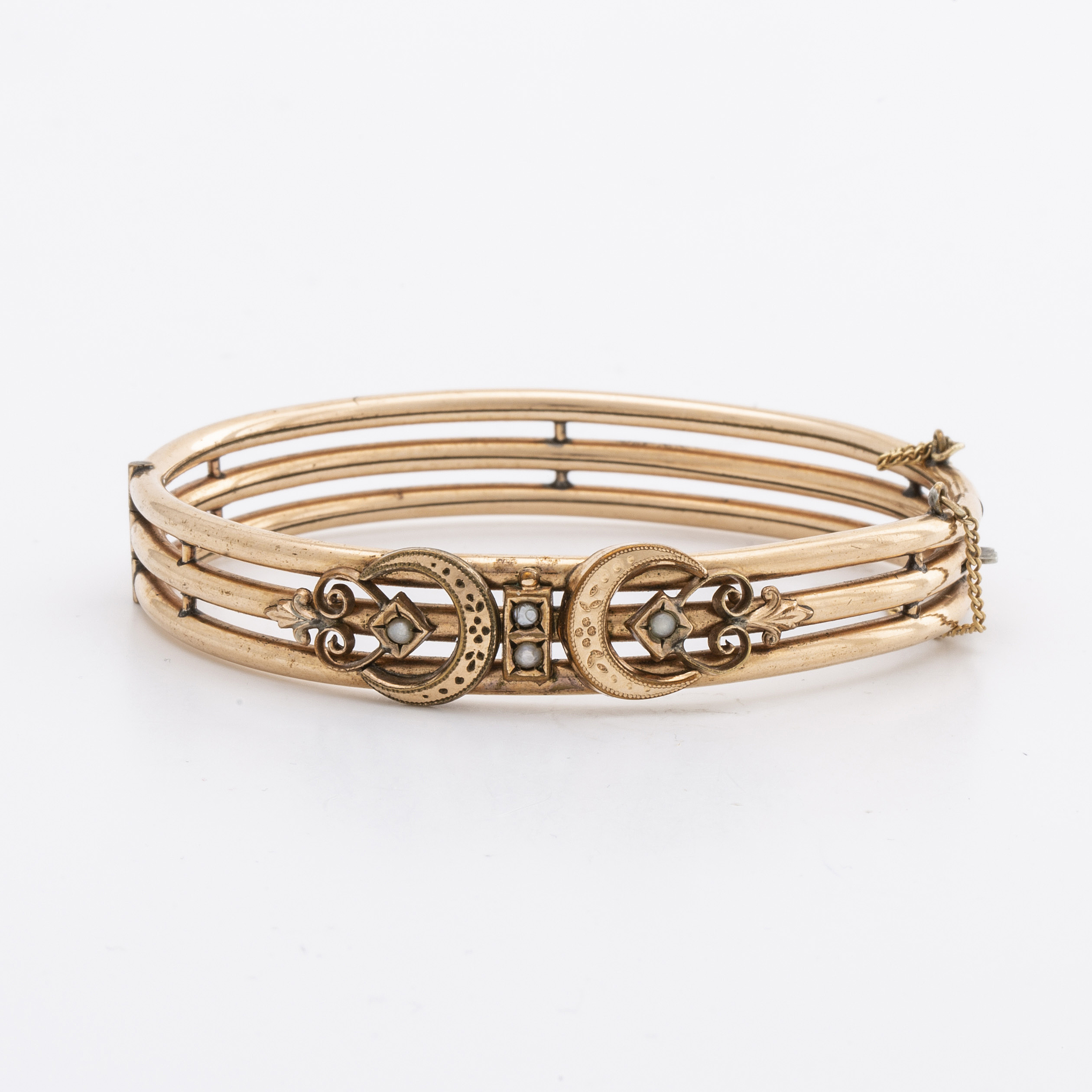 BANGLE, 14K gold and lower, seed pearls, hinge mechanism. - Bukowskis