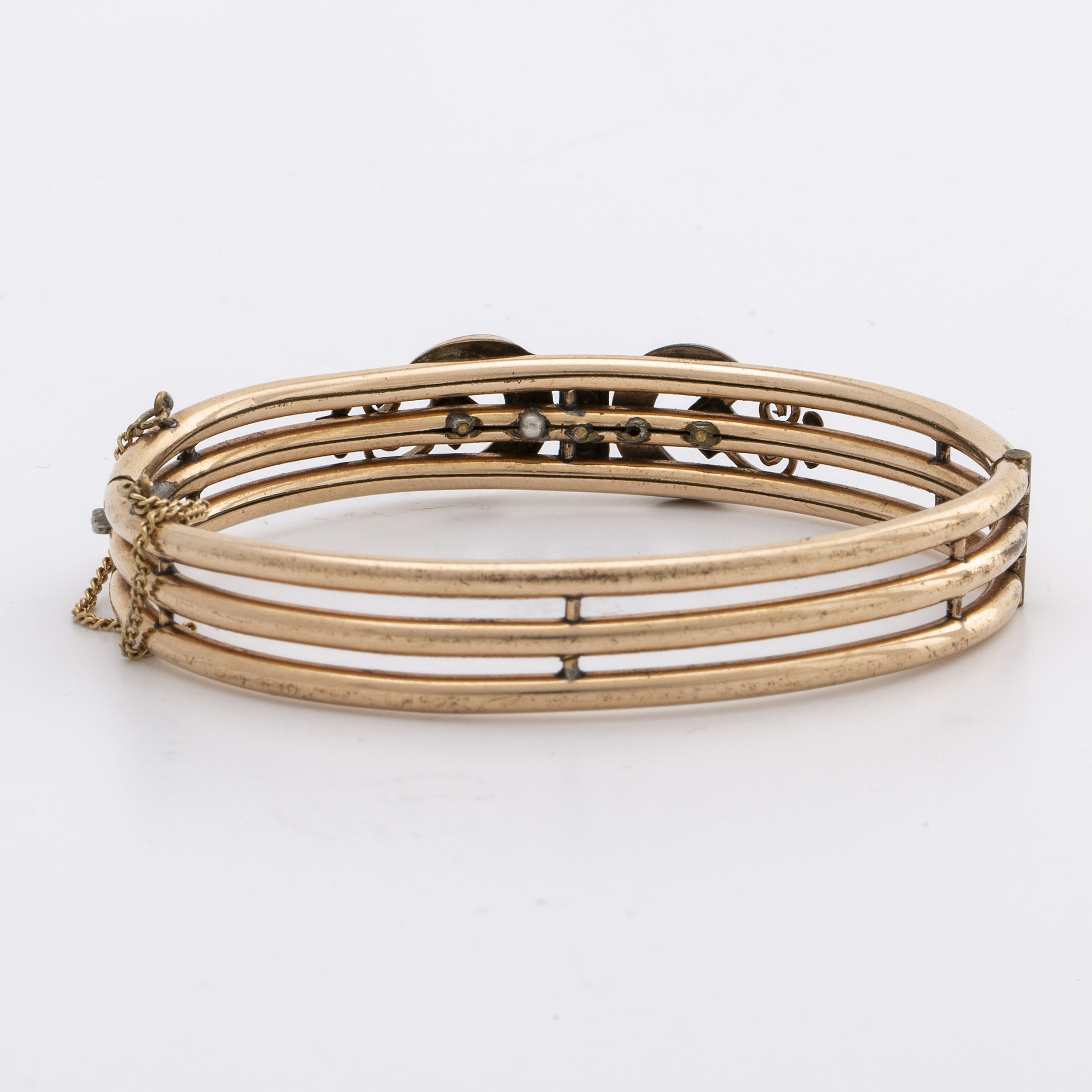 BANGLE, 14K gold and lower, seed pearls, hinge mechanism. - Bukowskis