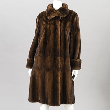 A Saga Mink Fur Coat by Leena Kannusmäki, Finland. - Bukowskis