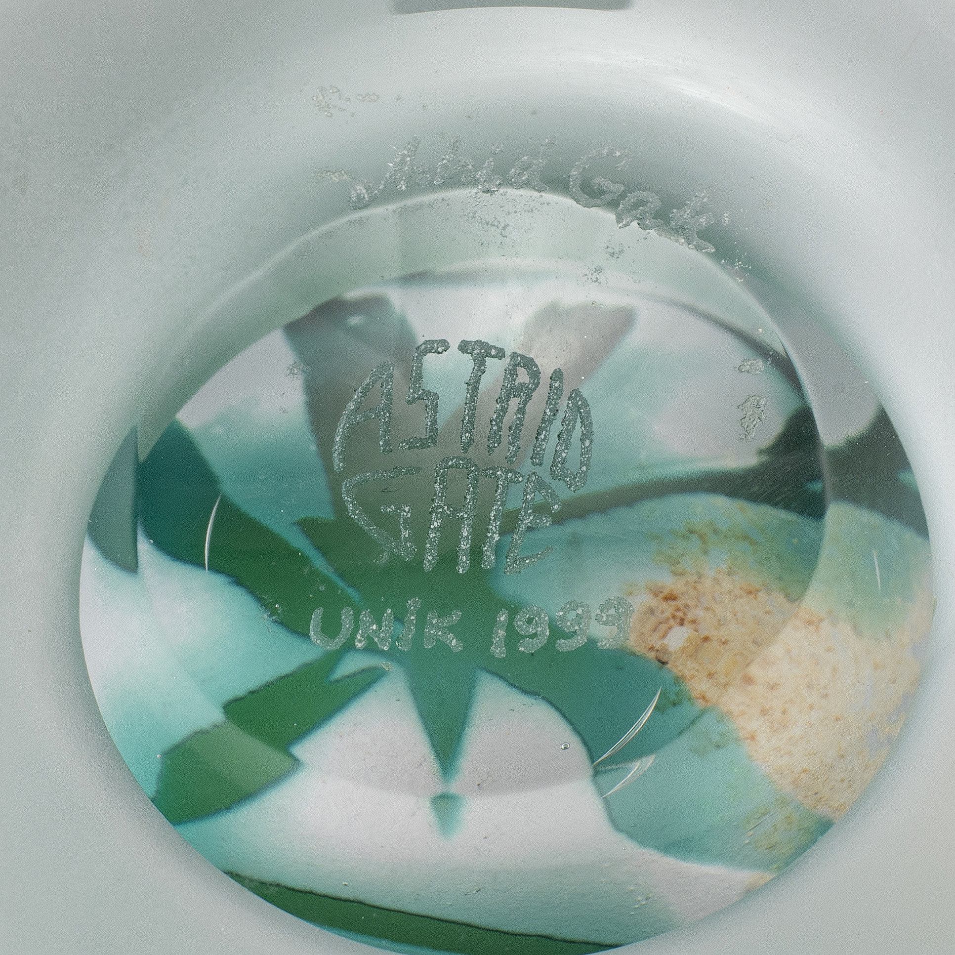 ASTRID GATE, vas, glas, signerad samt daterad 1999. - Bukowskis