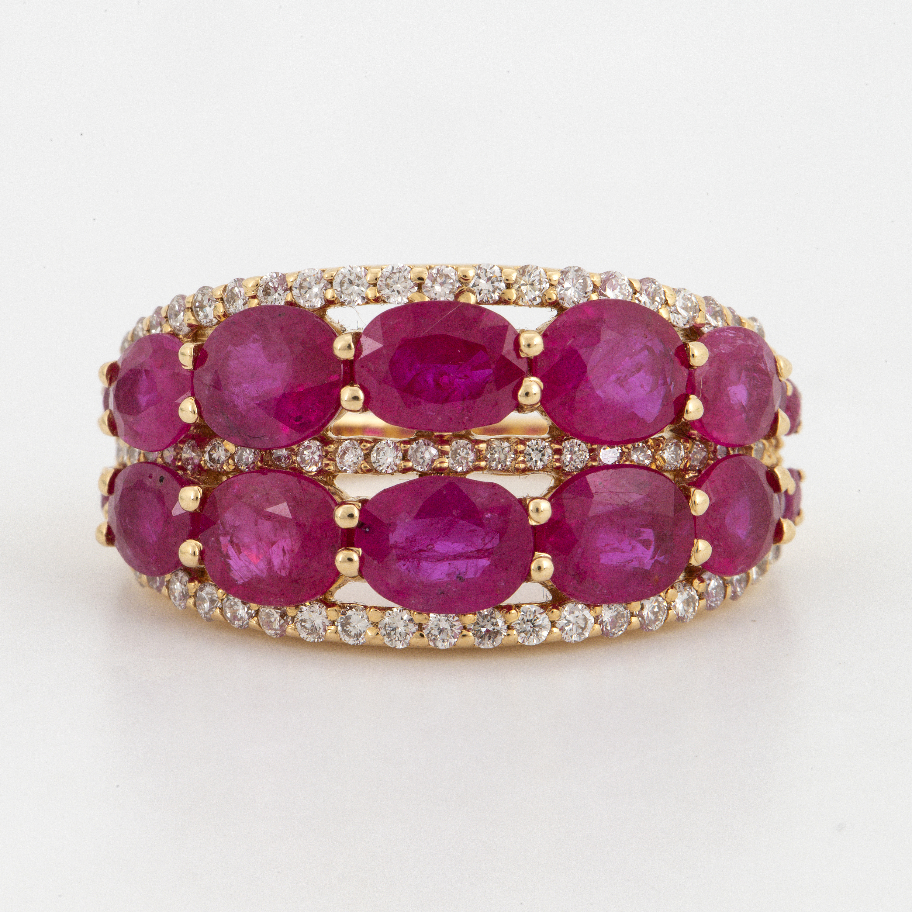 Oval shaped ruby and brilliant-cut diamond ring. - Bukowskis